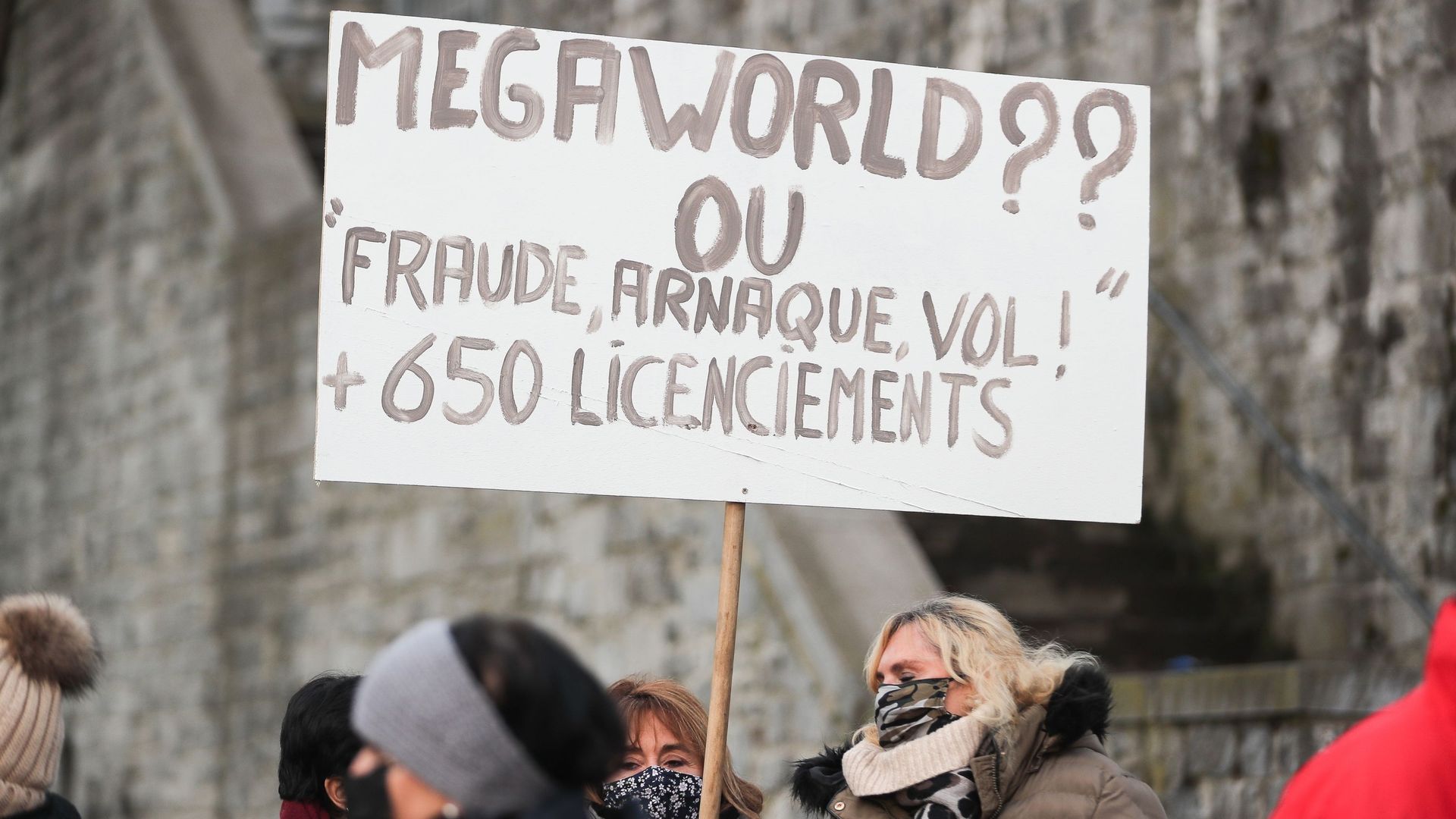 Mega World: le personnel devant le Parlement wallon - RTBF Actus