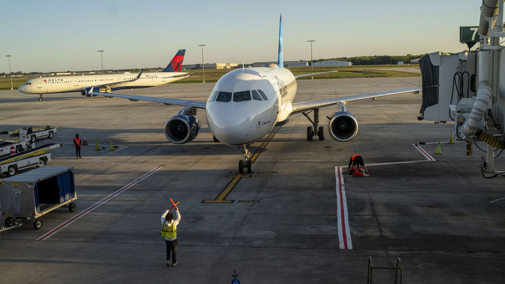 Aéroport de Charleroi : le personnel de sécurité reprend le travail ...