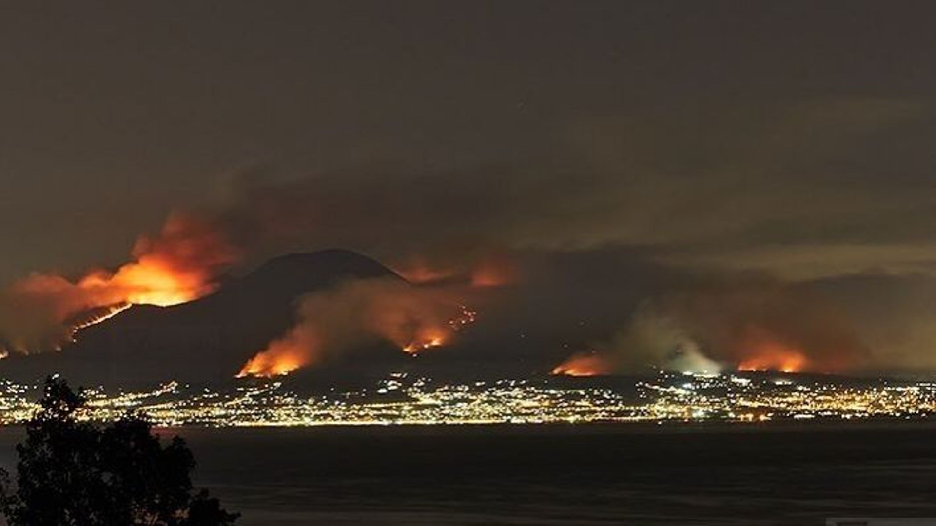 Les flancs du Vésuve sont toujours en feu: habitations et restaurants ...