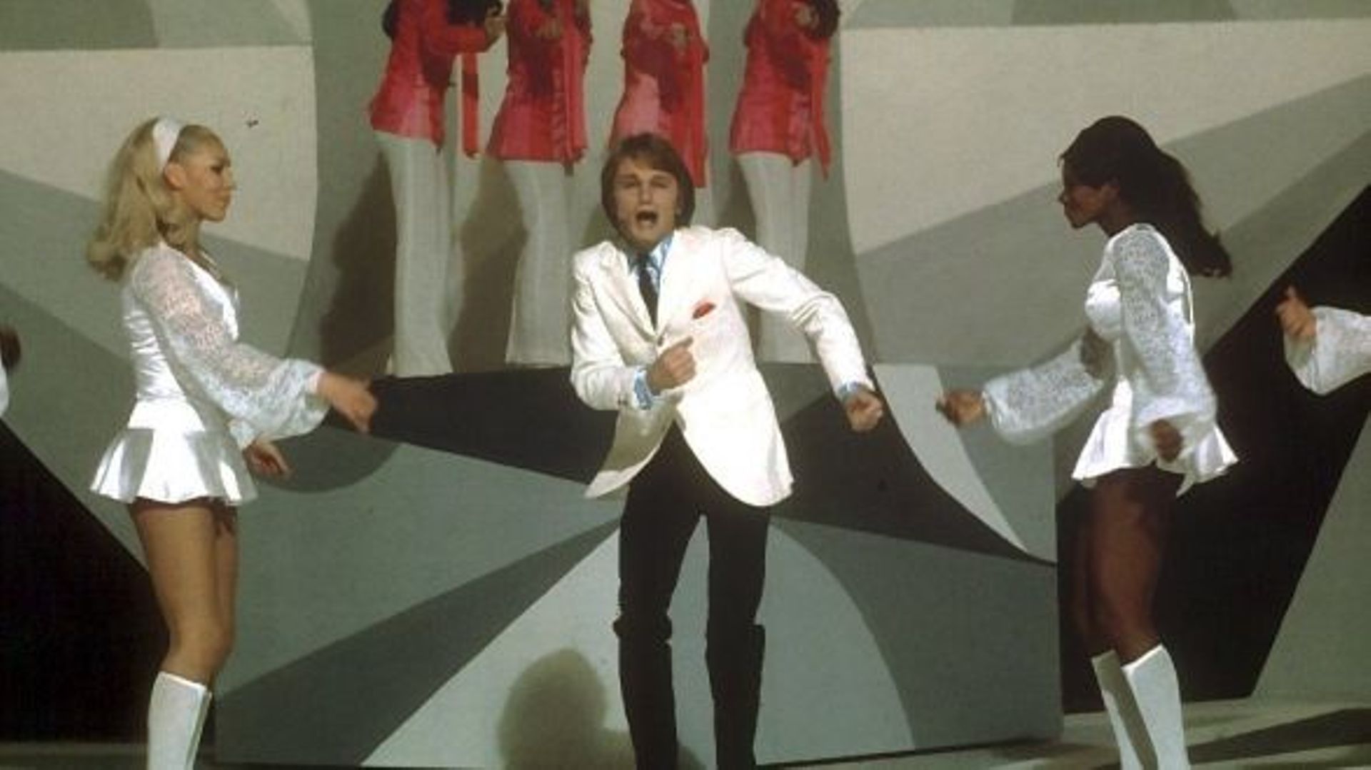 Un magazine interviewe Cloclo à l'aide d'un médium - RTBF Actus