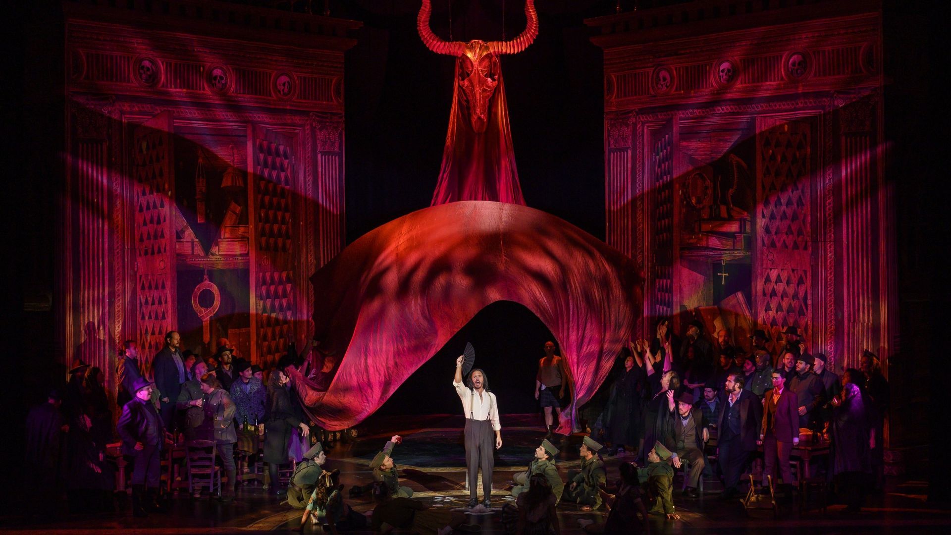 ' Faust ', Méphistophélès tire les fils de l'horreur en démon amusé et ...