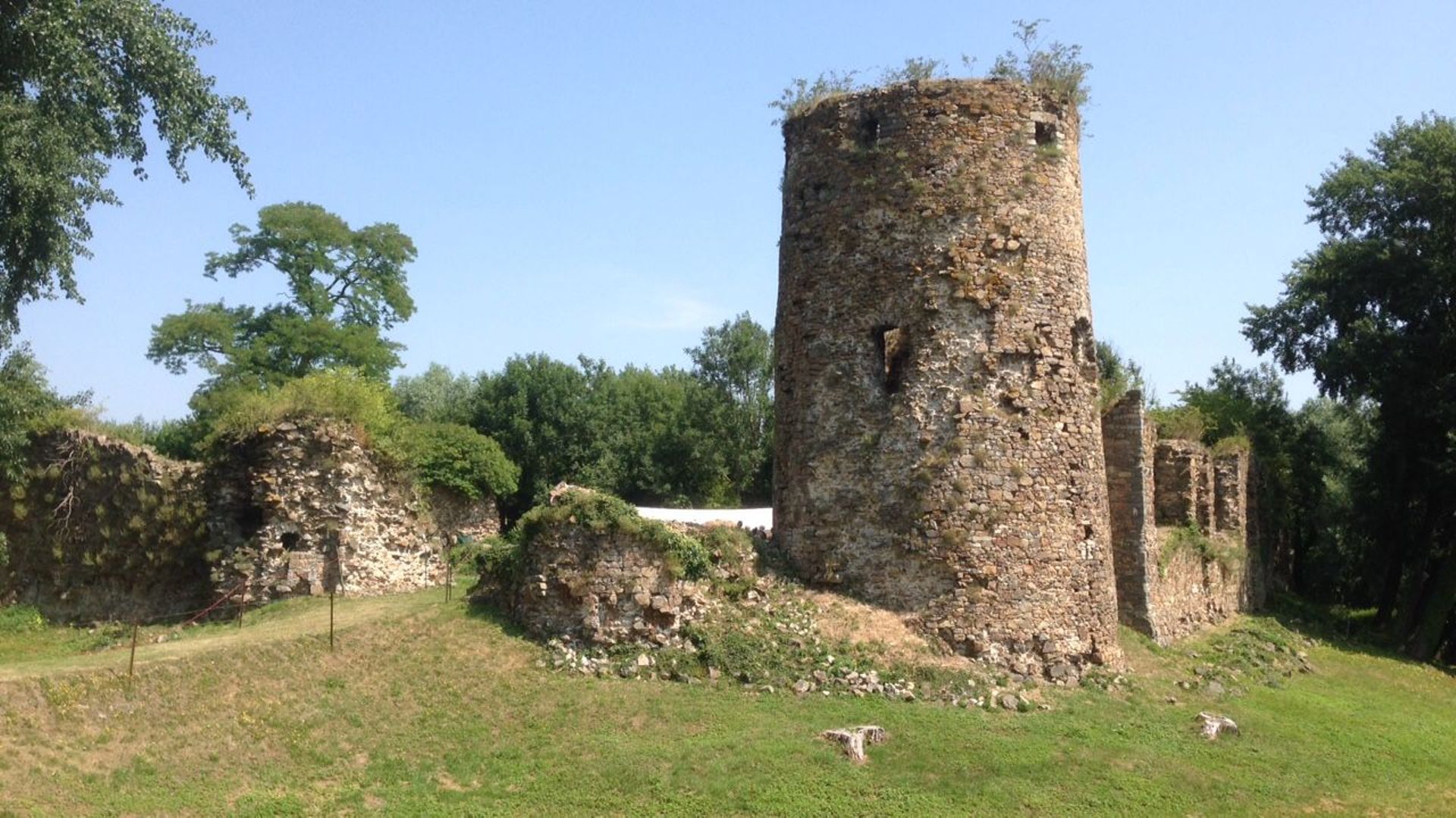 Des étudiants belges et américains fouillent le château de Walhain ...