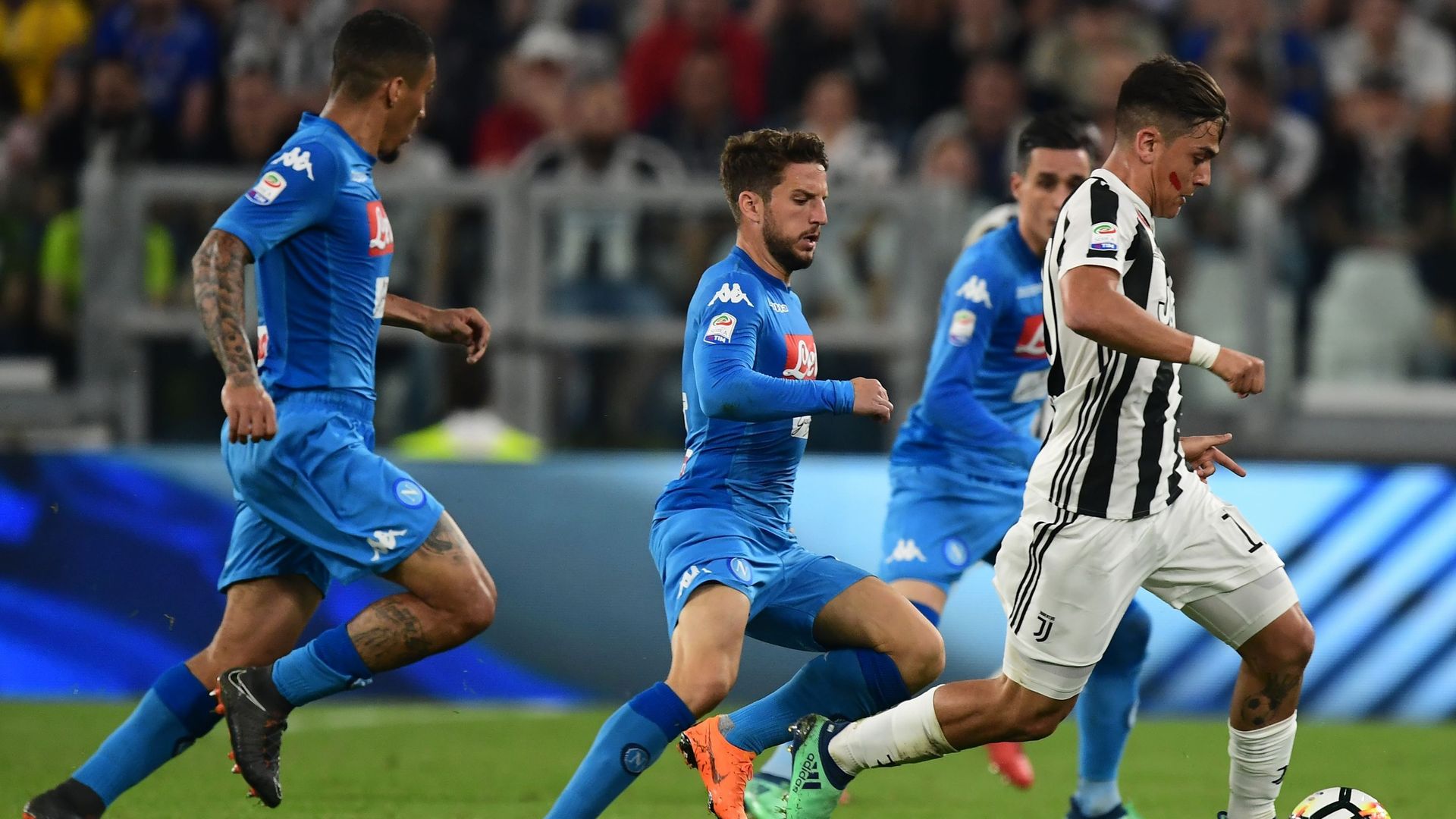 Naples bat la Juve en fin de match et reste en course pour le titre ...
