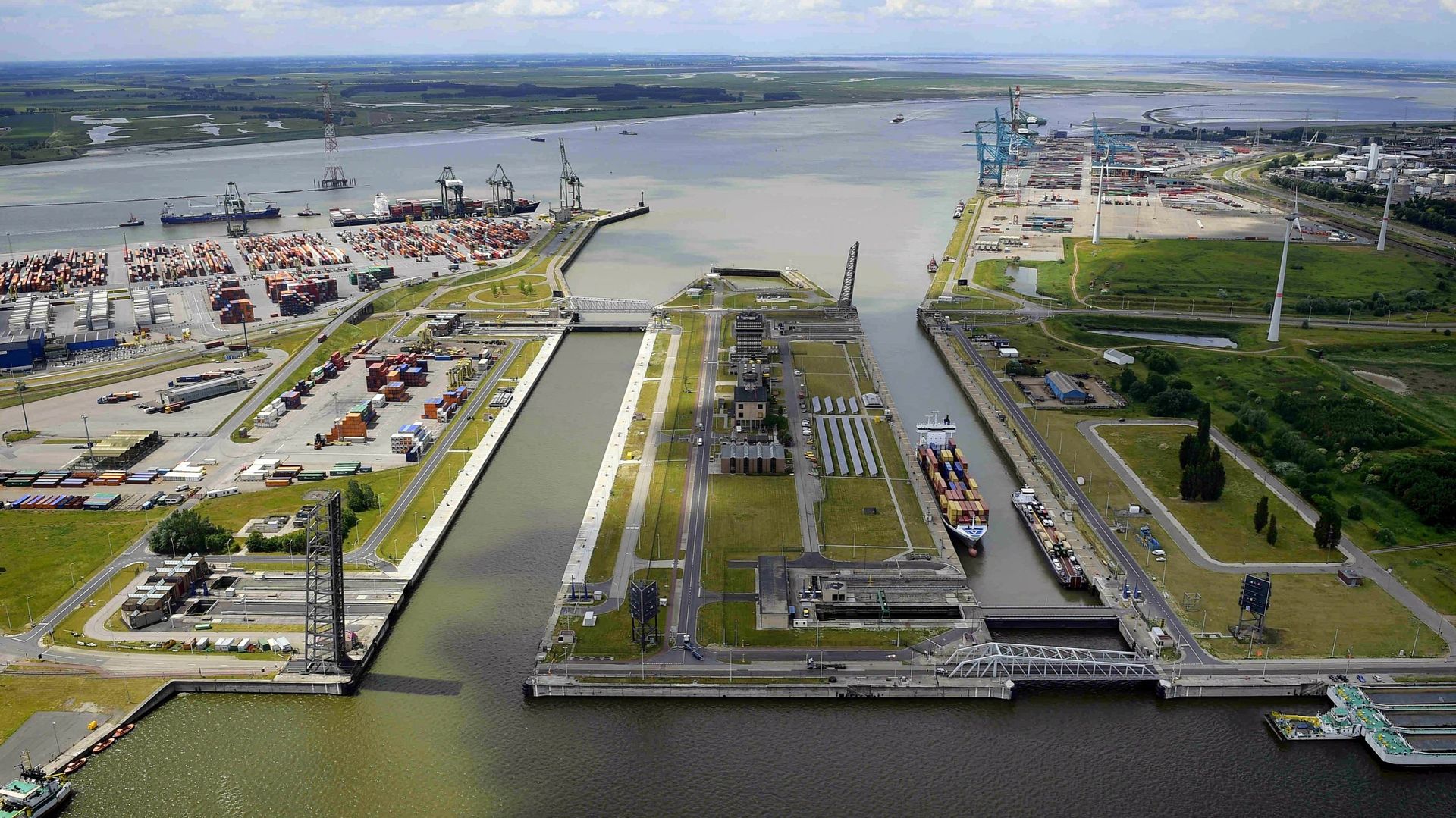 Un porte-conteneurs géant est attendu dimanche soir dans le port d'Anvers - rtbf.be