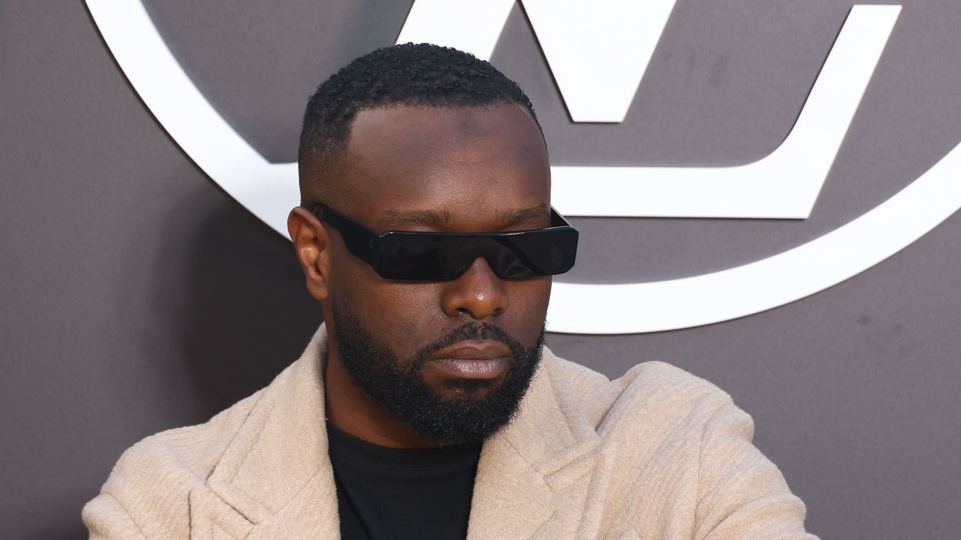 Le chanteur Gims crée la surprise en apparaissant sans lunettes - RTBF ...