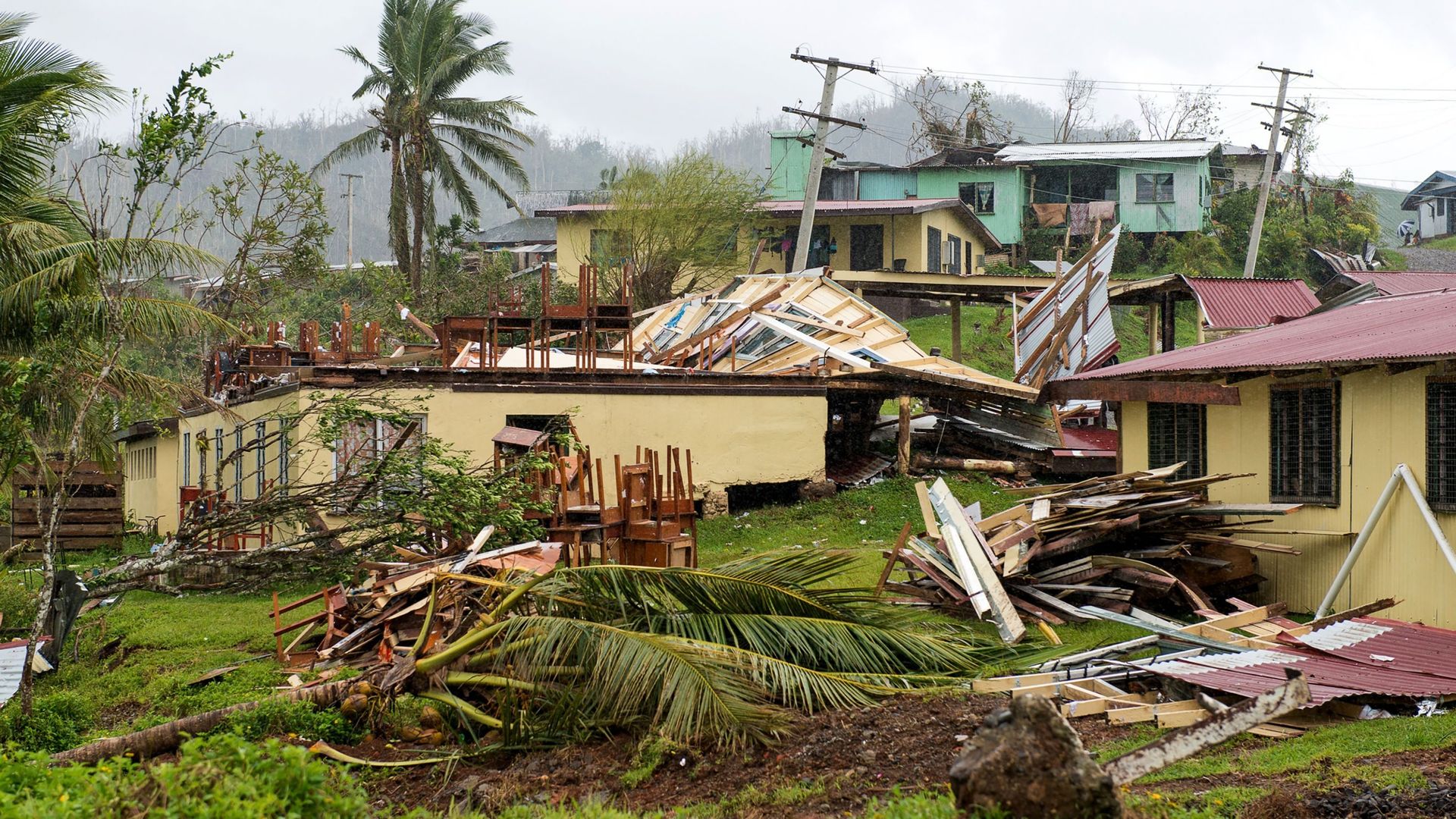 Caché dans une glacière, un bébé survit au cyclone Winston - RTBF Actus