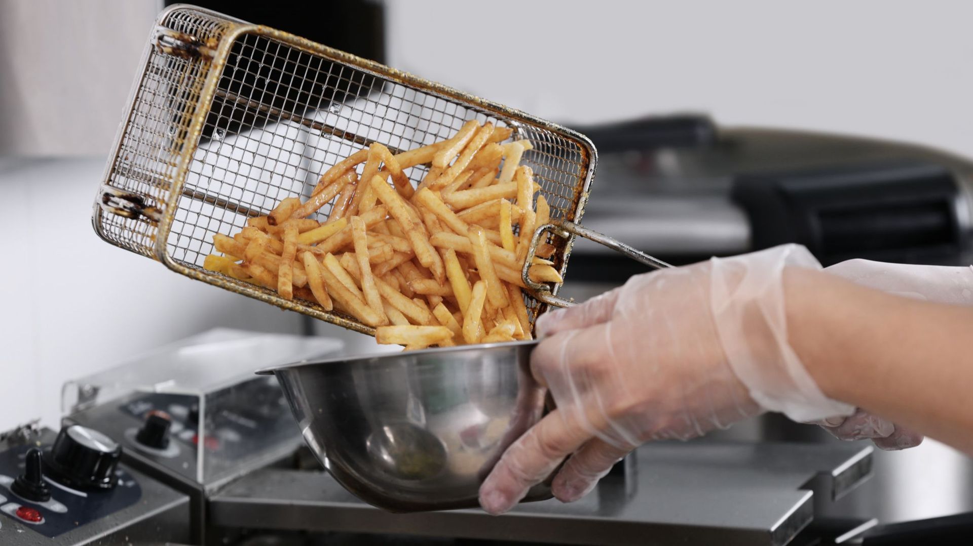 Une formation pour apprendre le métier de frituriste - RTBF Actus
