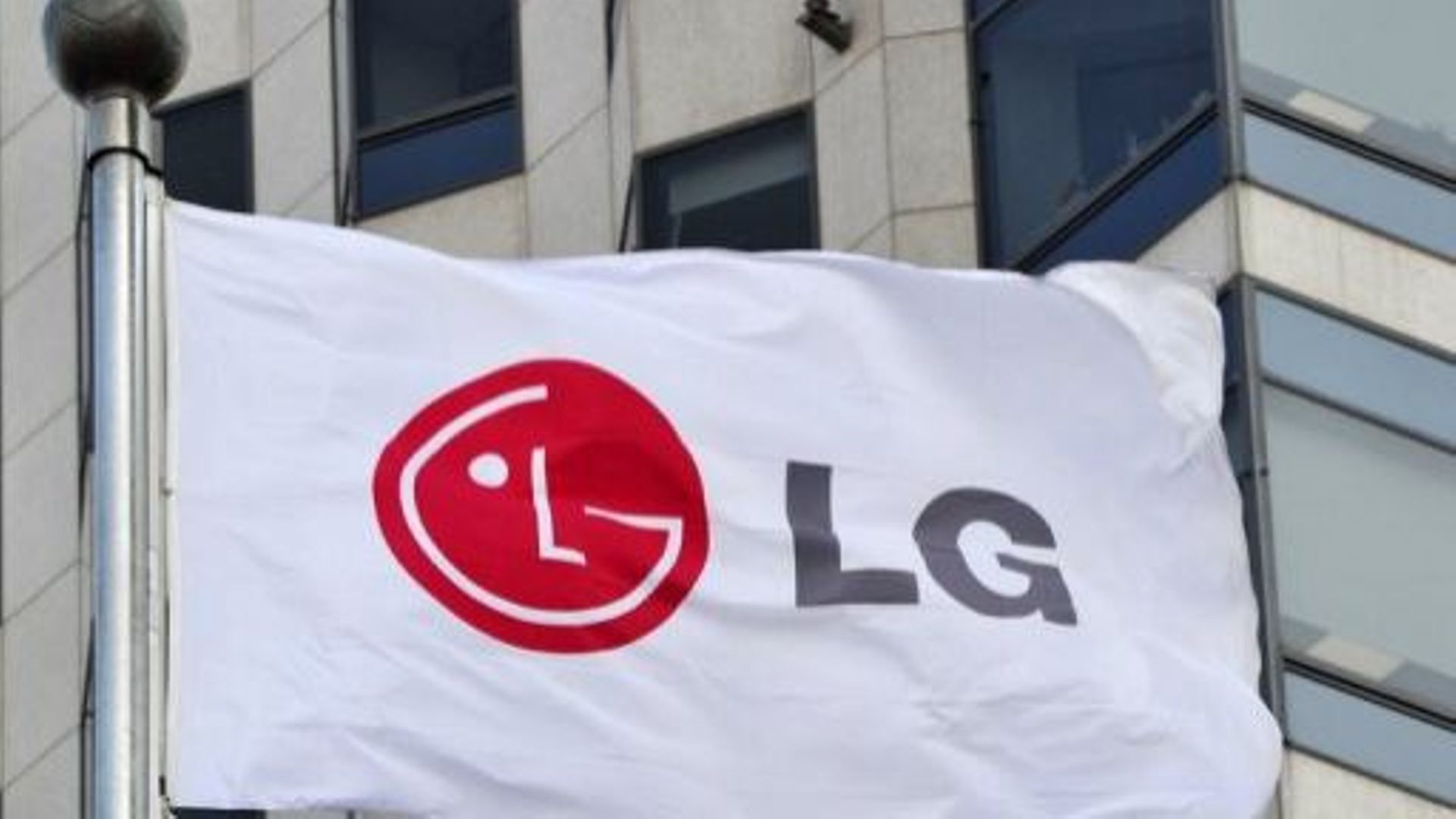 LG a présenté son nouveau téléphone, à mi-chemin entre mobile et ...