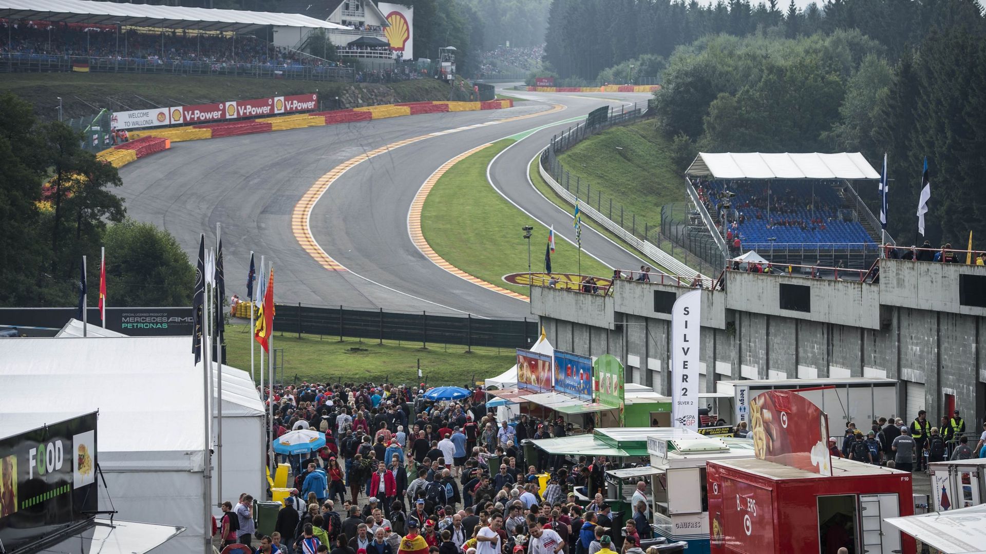 Les pilotes de F1 passent, les foules s'amassent... sous les 30 degrés ...