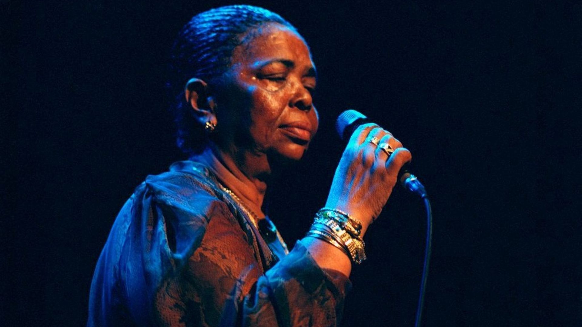 Cesária Évora : le destin bouleversant qui l’a menée au statut d’icône ...