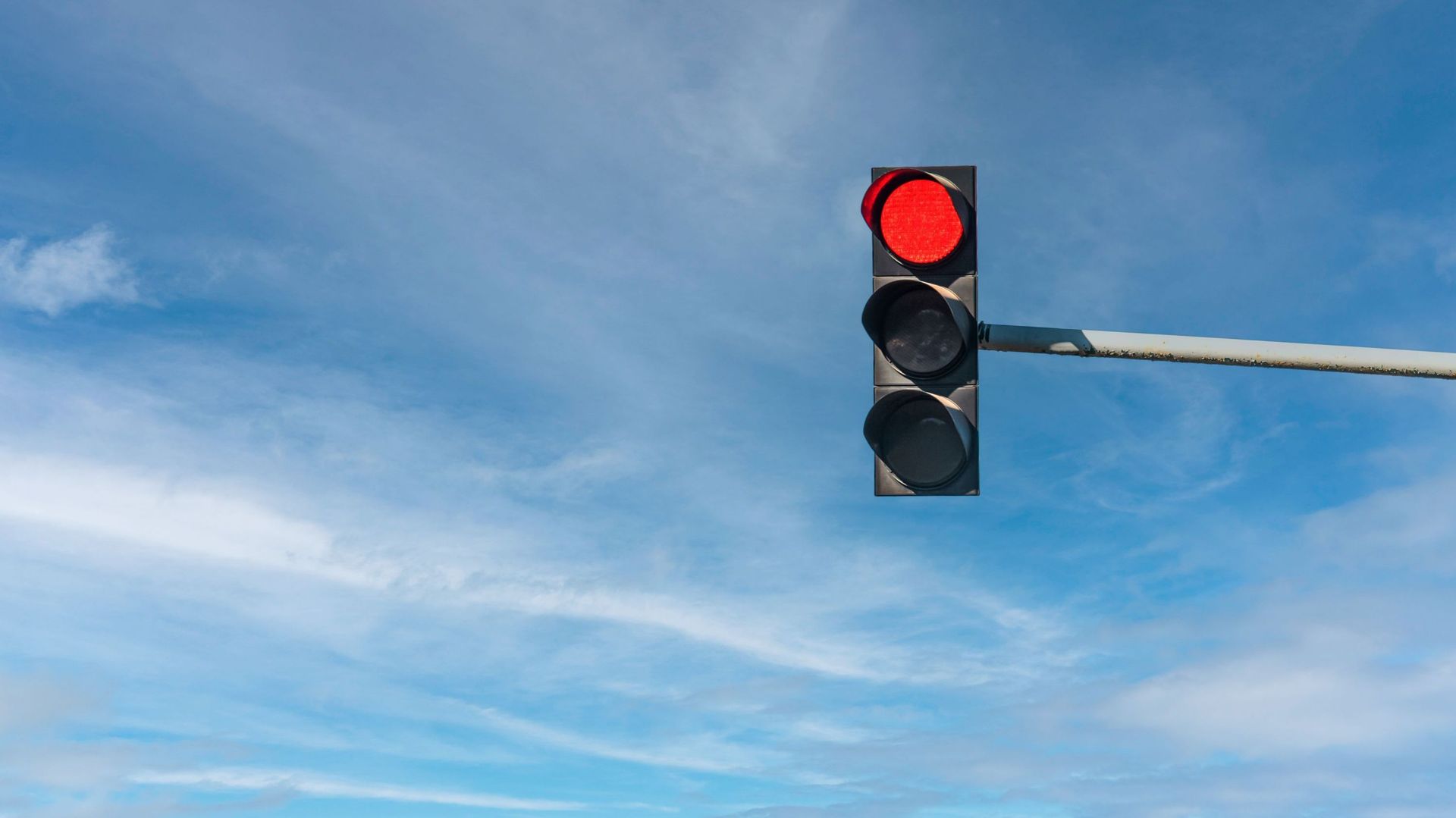 Débat : une minute au feu rouge, c’est trop long ? - RTBF Actus