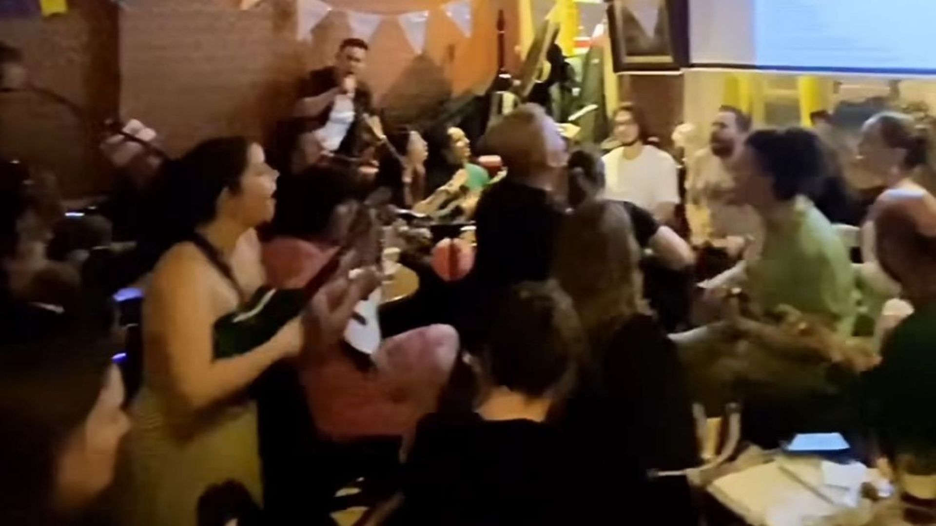 Regardez les clients de ce pub irlandais chanter du Mumford & Sons dans ...