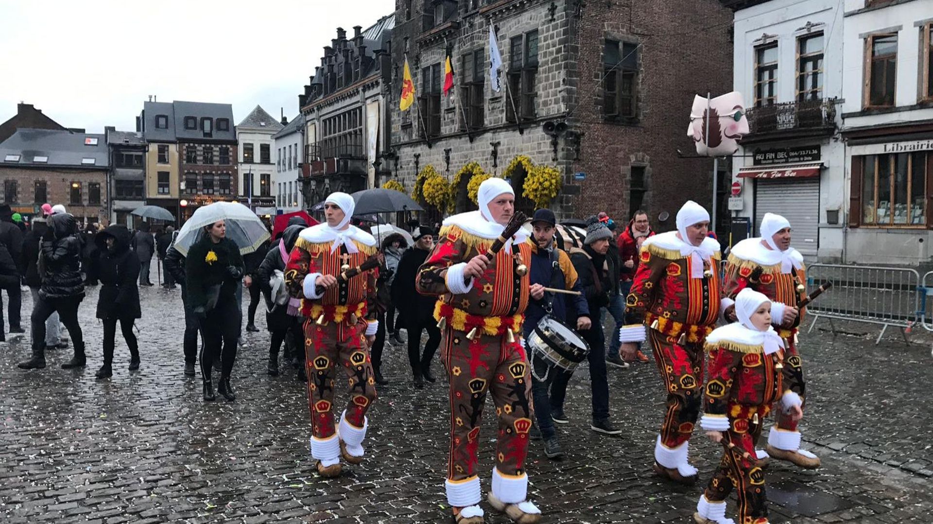 Carnaval de Binche: sortie des Gilles au petit matin - RTBF Actus