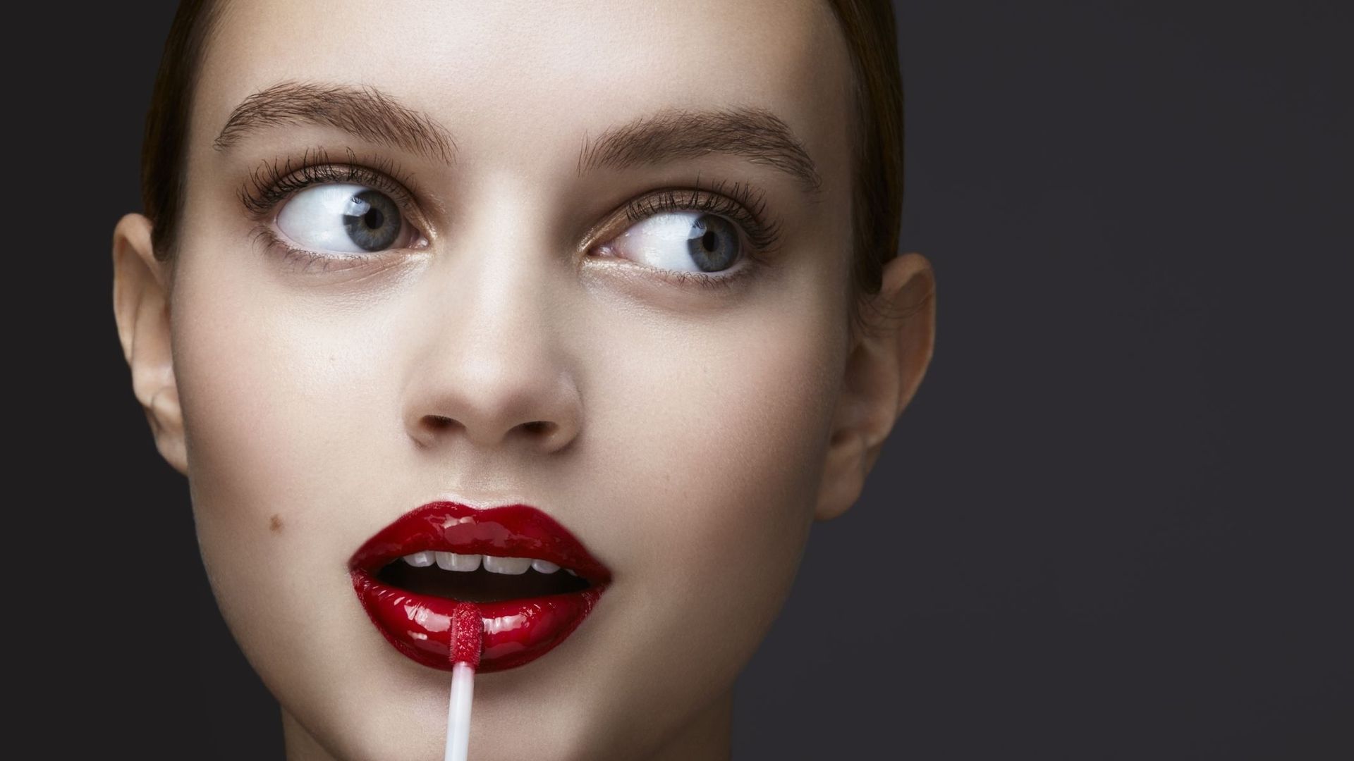 'Cherry makeup' : le rouge est (officiellement) sur toutes les lèvres ...