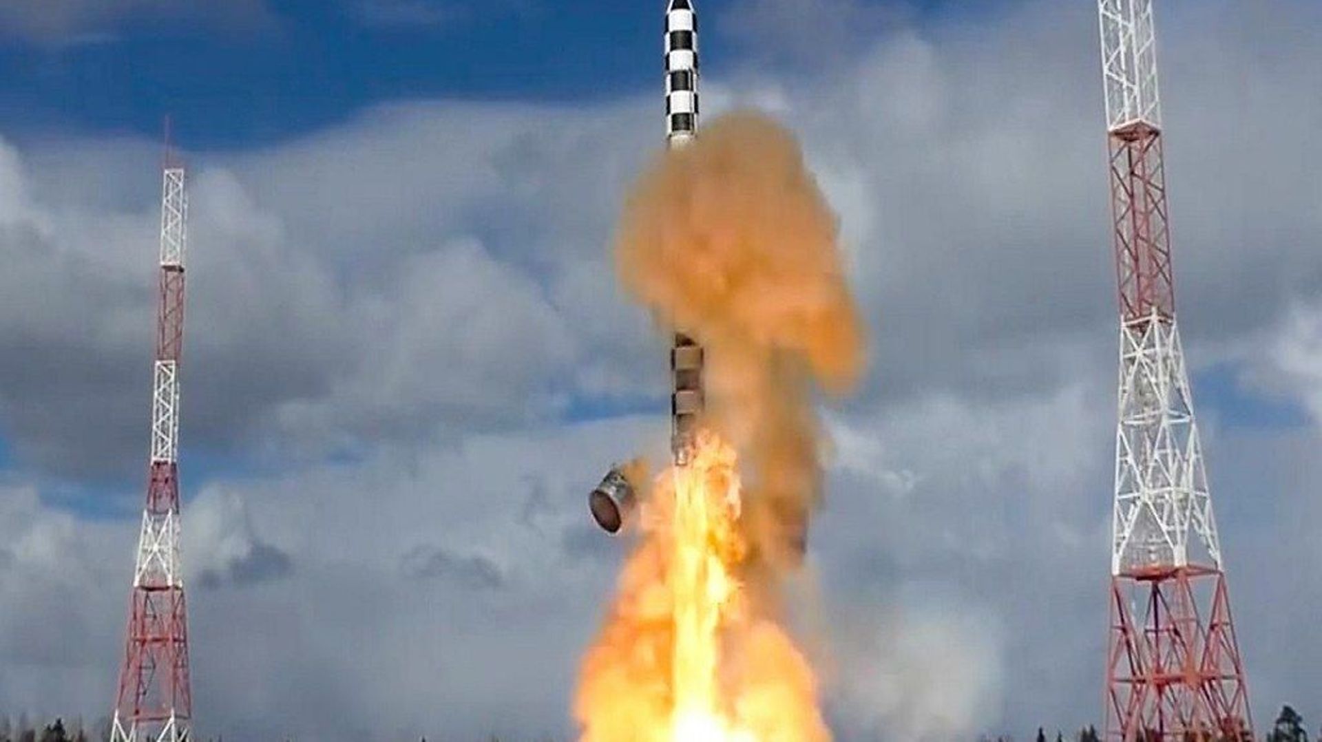 L'explosion de missiles sur une base militaire russe relance-t-elle la ...