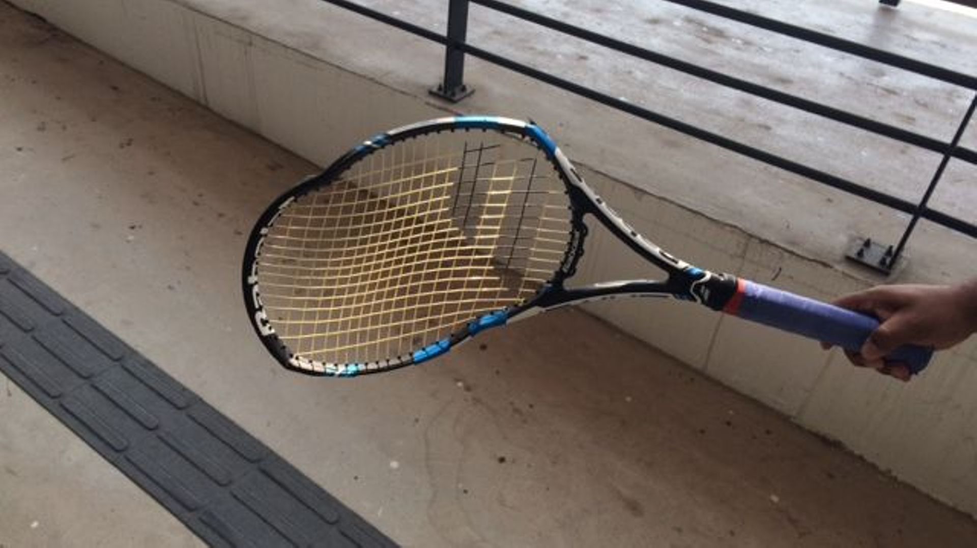 Voici ce qu'il reste de la raquette de Ferrer après son élimination ...