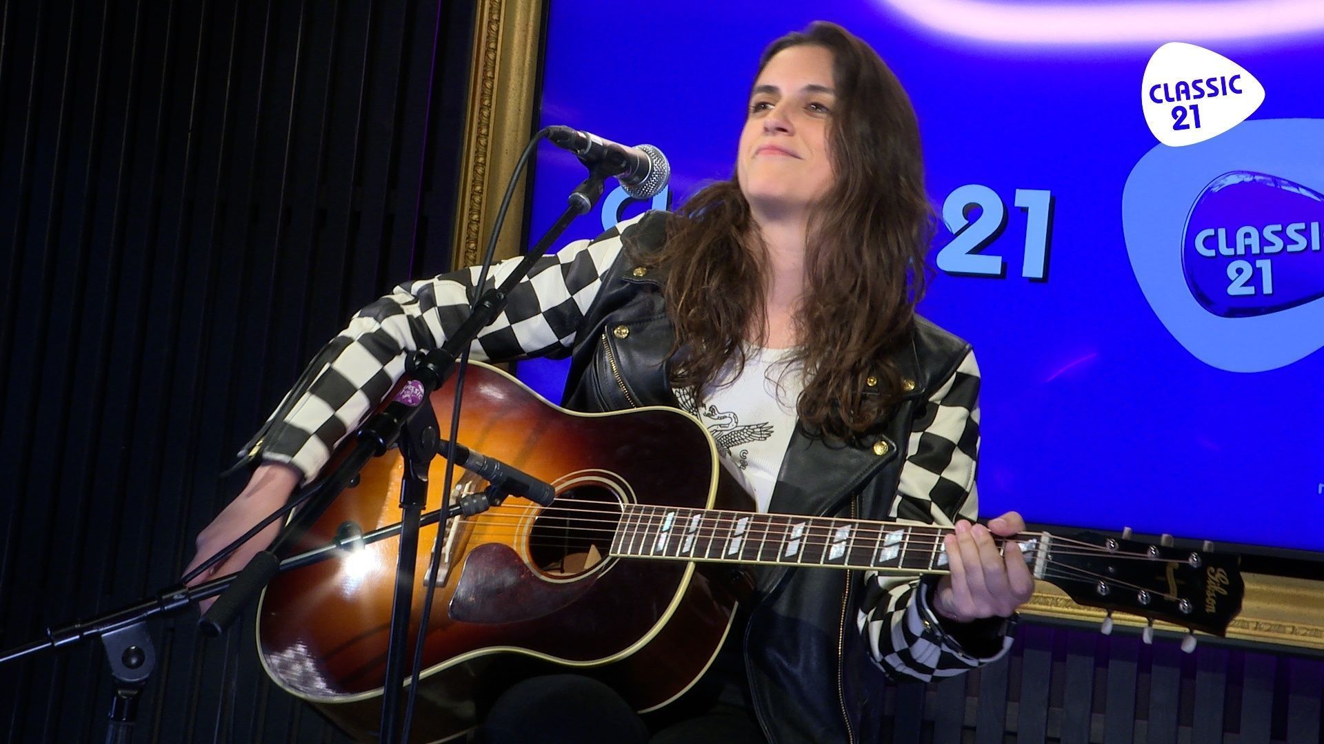 Découvrez la chanteuse Laura Cox, virtuose de la guitare, en direct ...