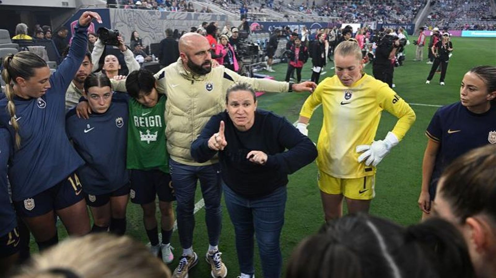 Laura Harvey, coach de football britannique demande des conseils ...