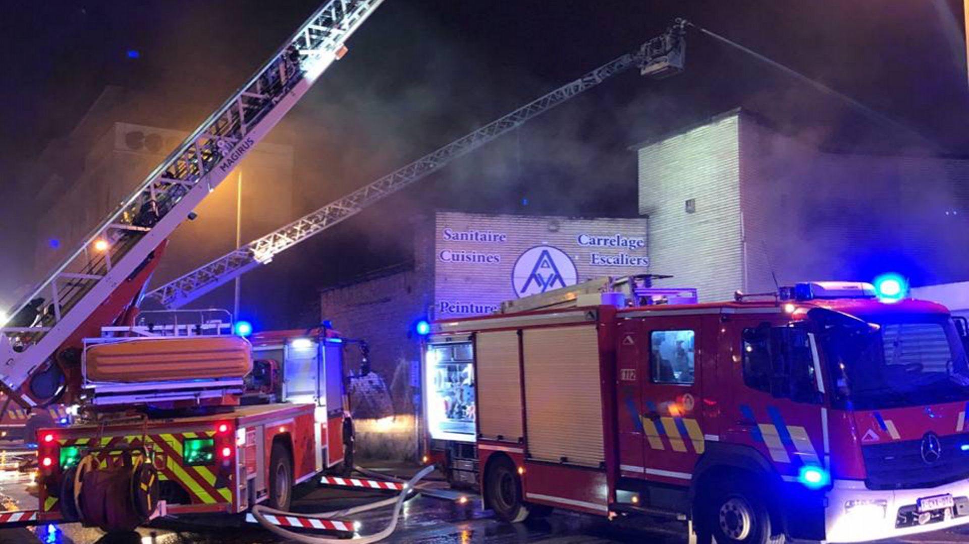 France : un spectaculaire incendie ravage une usine de recyclage de déchets du nord de Paris, le ...