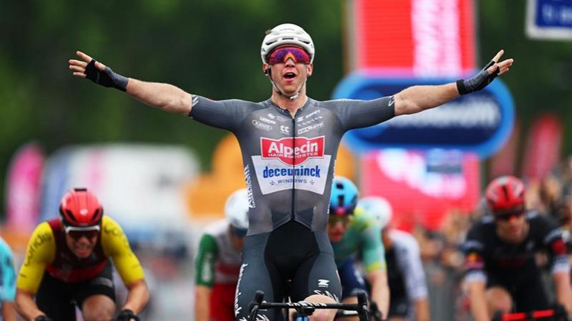 Peloton réduit, neutralisation, pluie : Kaden Groves remporte une étape ...