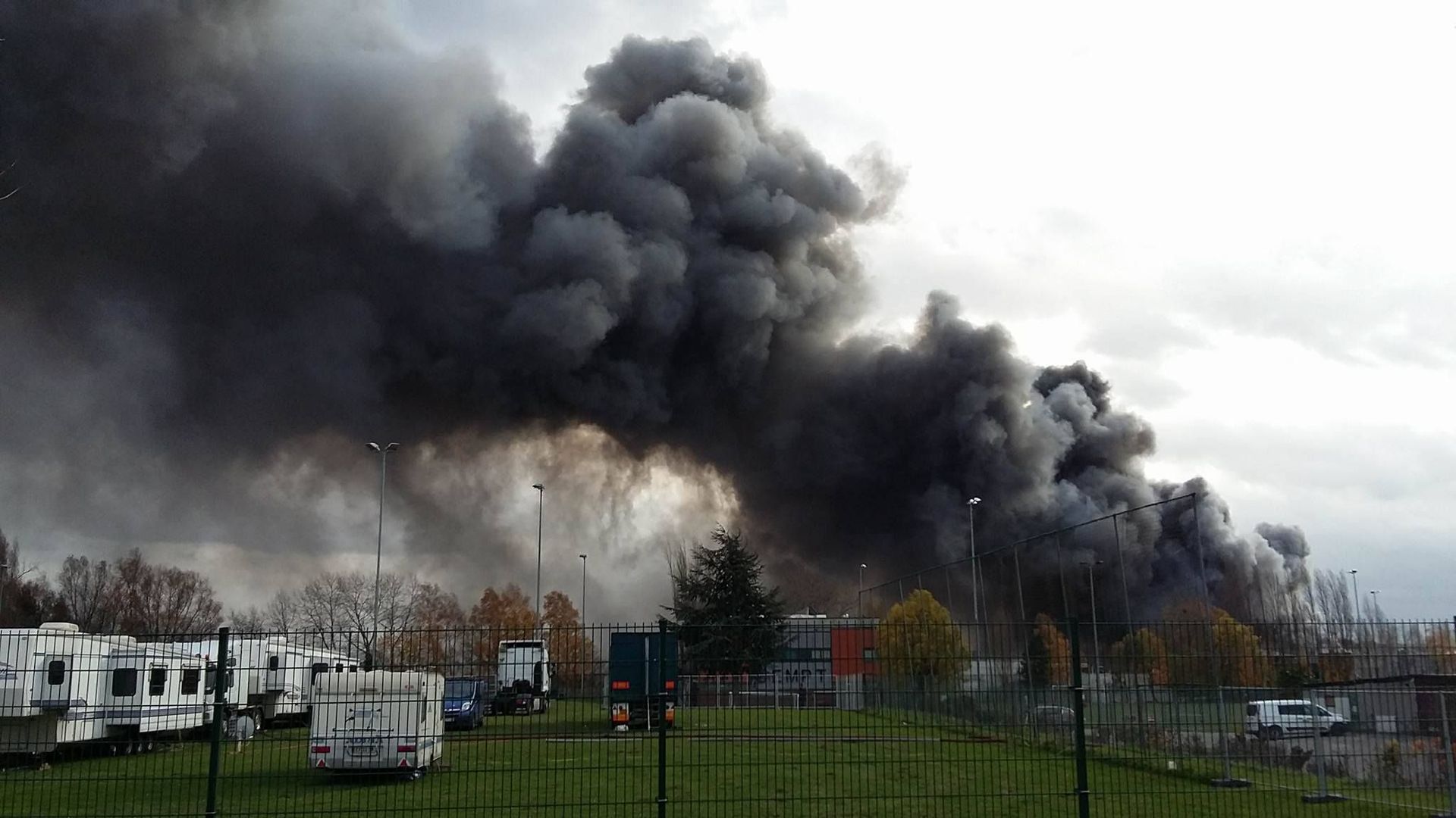 Incendie à l'usine Milcamps: photos et vidéos - RTBF Actus