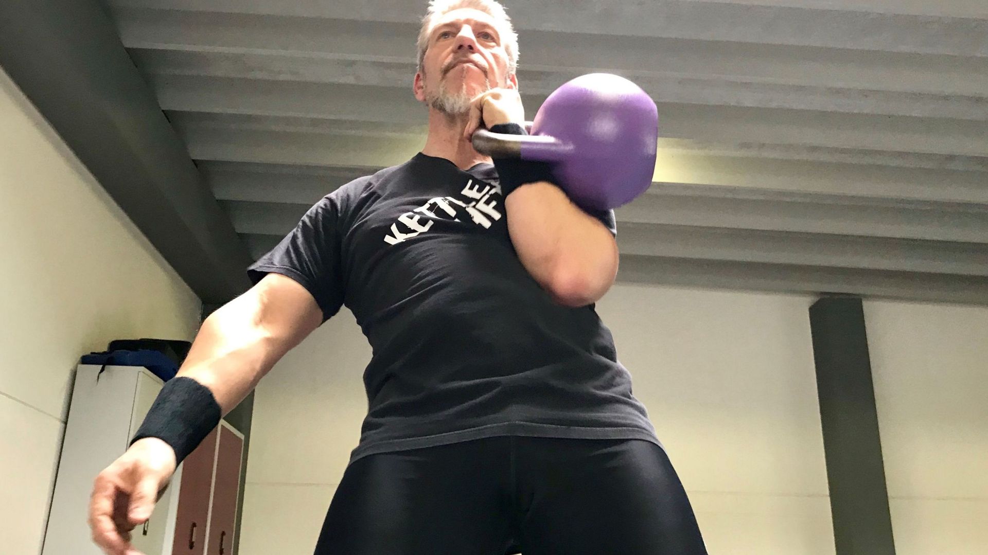 Jean Van Ryssel, l'homme qui soulève… 10 tonnes en 30 minutes ! - RTBF ...