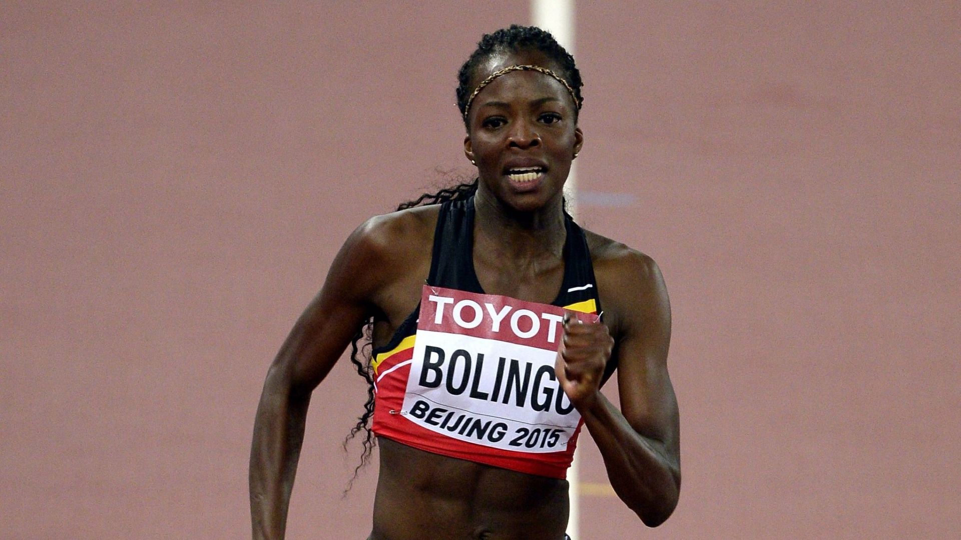 Bolingo prête ses spikes et offre la qualif à une Ivoirienne - RTBF Actus