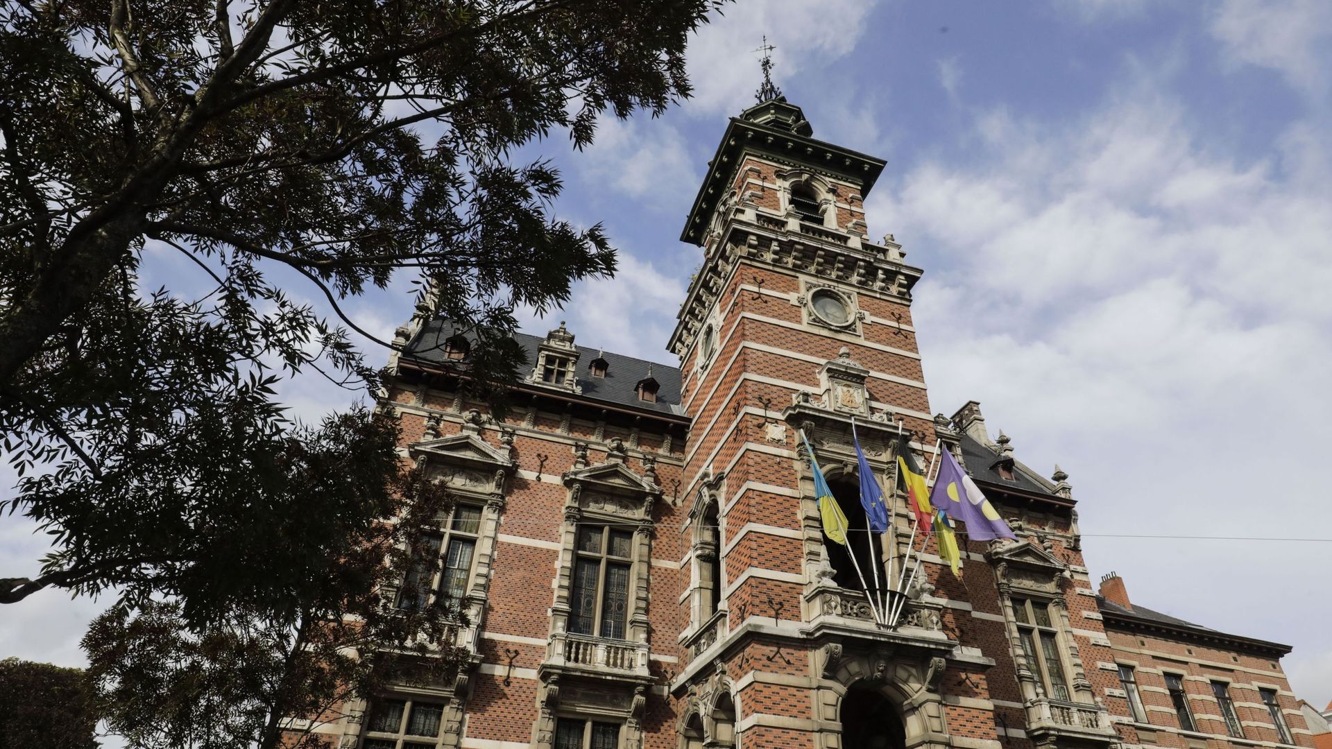 Un nouveau centre d'affaires ouvre ses portes à Anderlecht - RTBF Actus