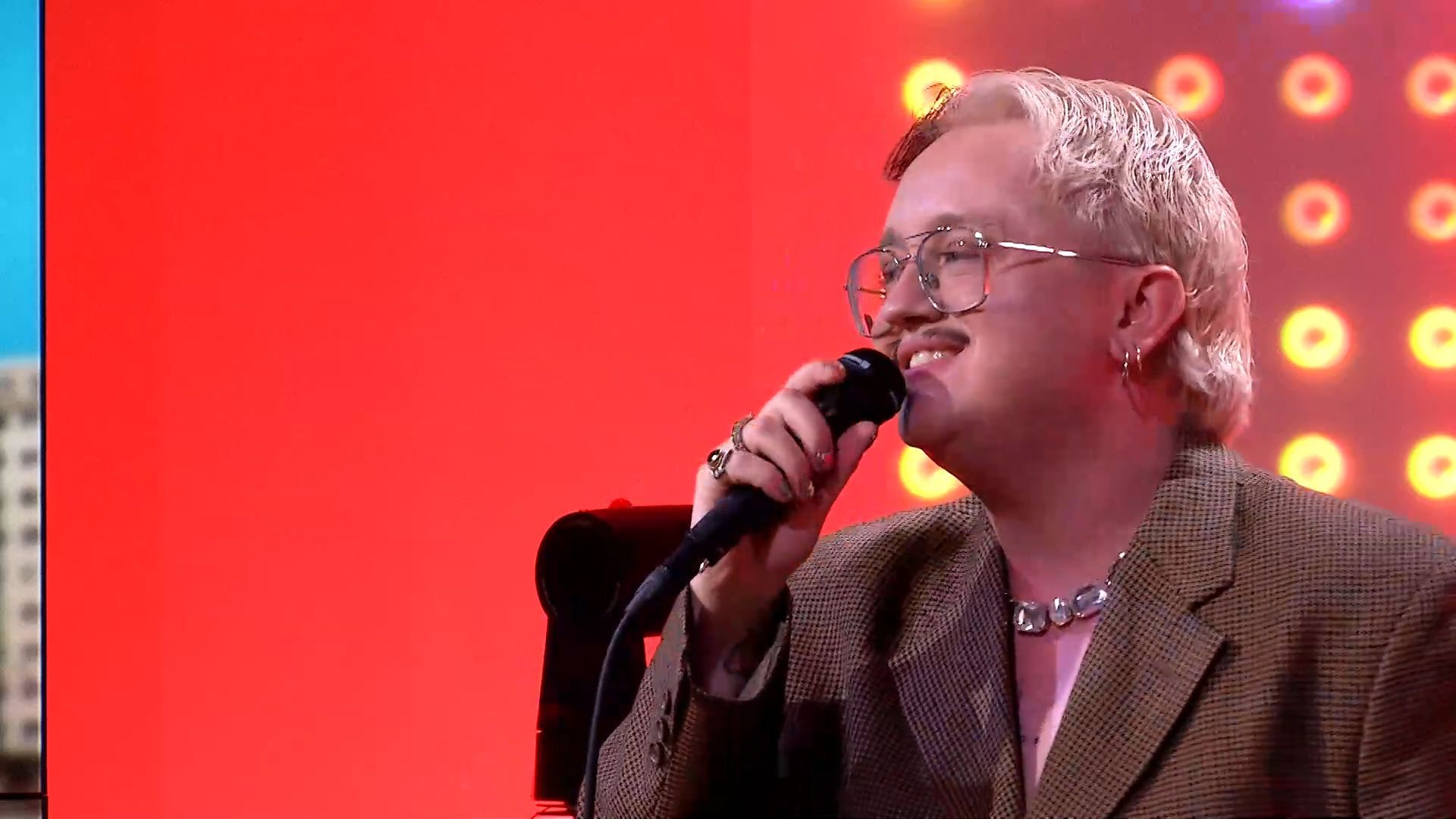 Antoine Delie interprète en live son nouveau single 'Comme un éclair ...