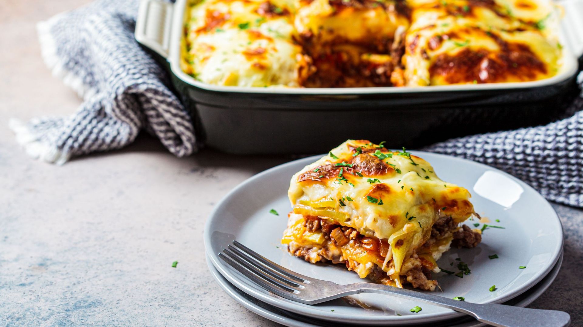 La recette de la moussaka de la cheffe Dina Nikolaou - RTBF Actus