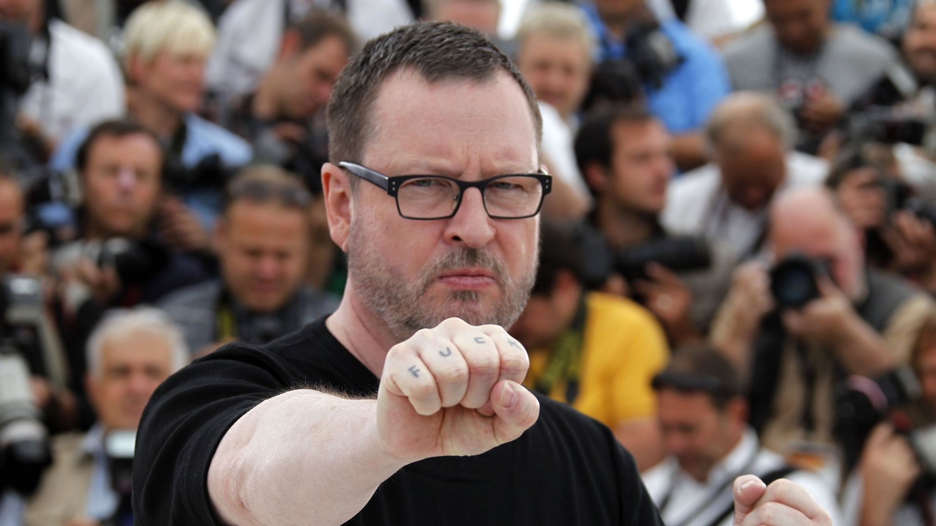 Lars von Trier passe devant la caméra - RTBF Actus