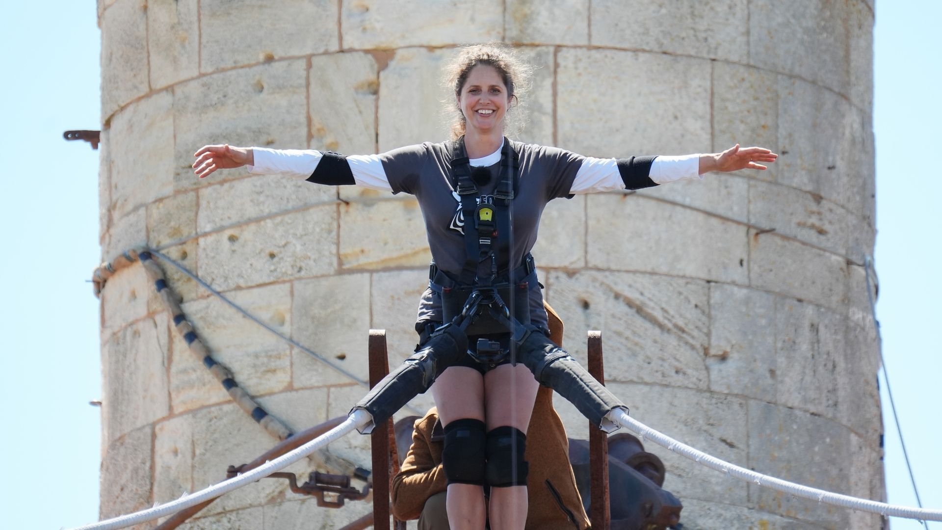 Fort Boyard Belgique : Sara de Paduwa saute dans le vide pour Viva for ...