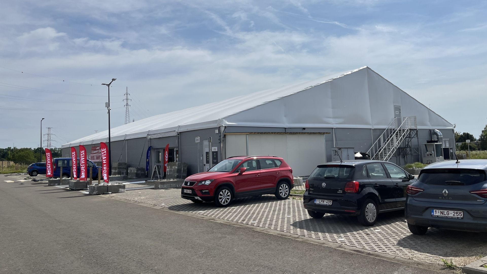 Le Delhaize de Bouge installé durant un an sous une tente et sur un ...