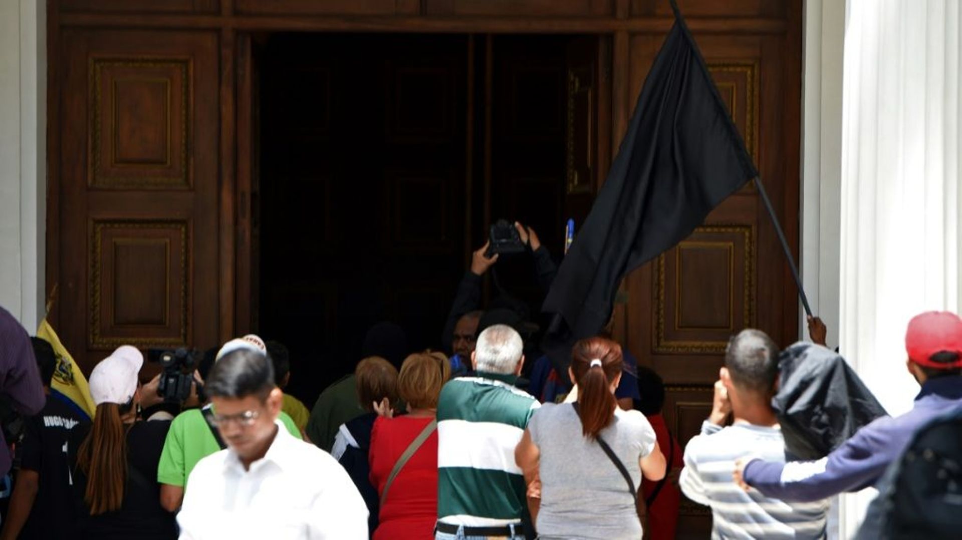 Venezuela: des partisans du gouvernement envahissent l'enceinte du ...