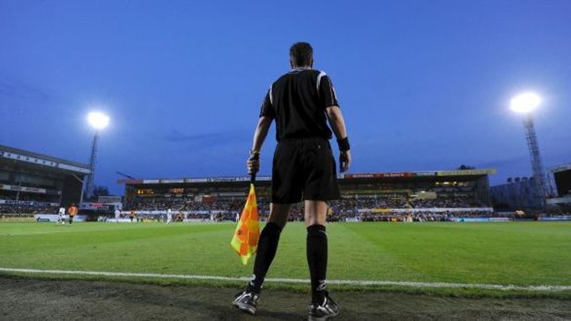 Un match pro arbitré par un trio féminin - RTBF Actus