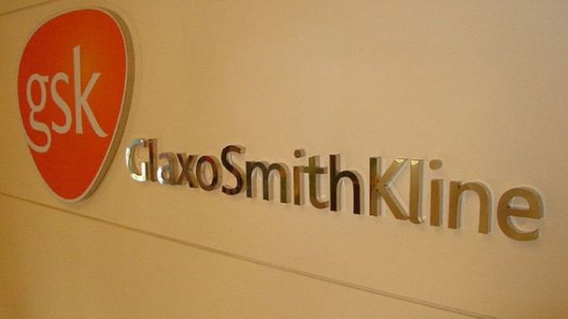 Distribution de cacahuètes chez GSK - RTBF Actus