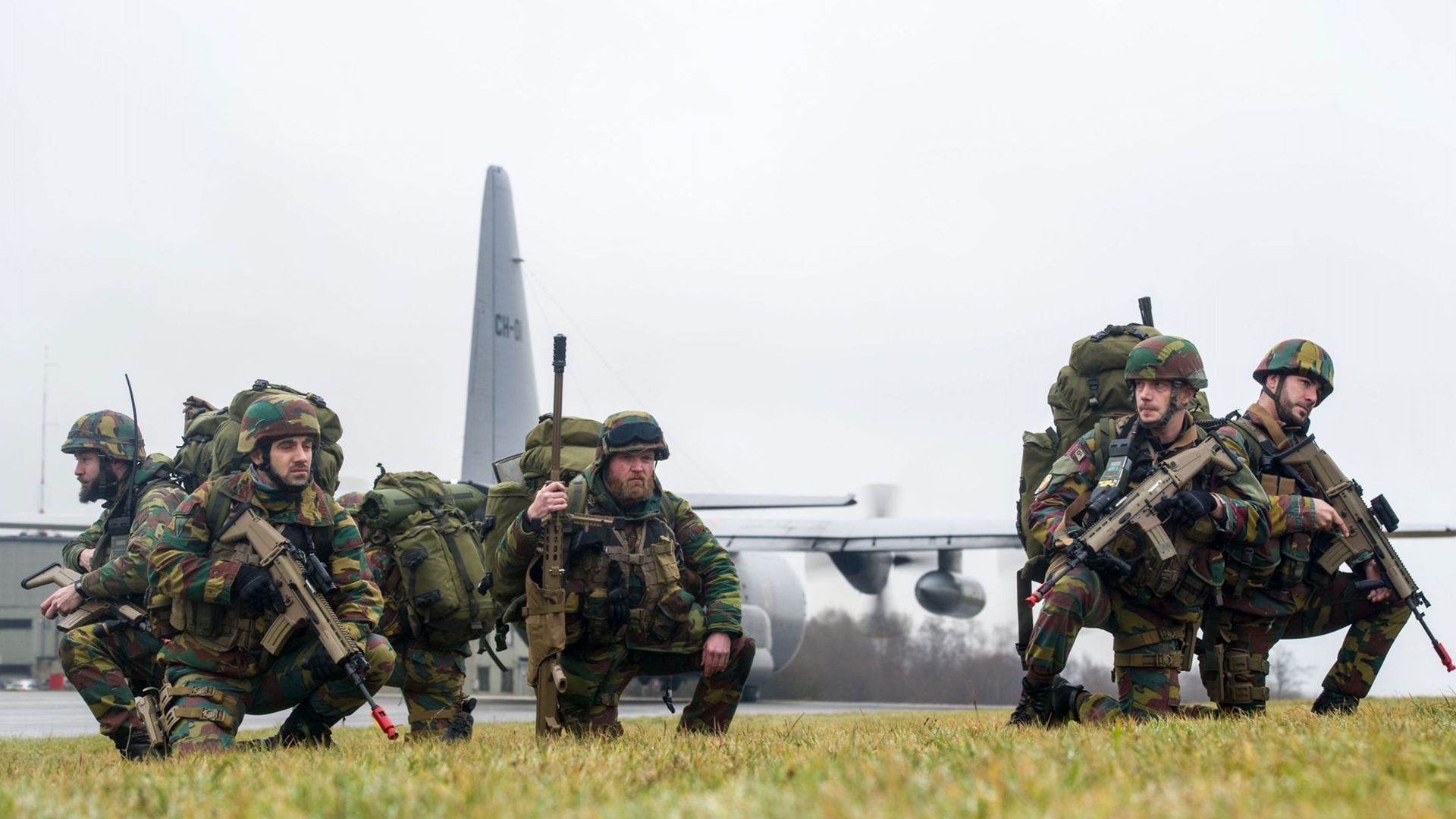 Le service militaire obligatoire devrait-il faire son retour ? - RTBF Actus