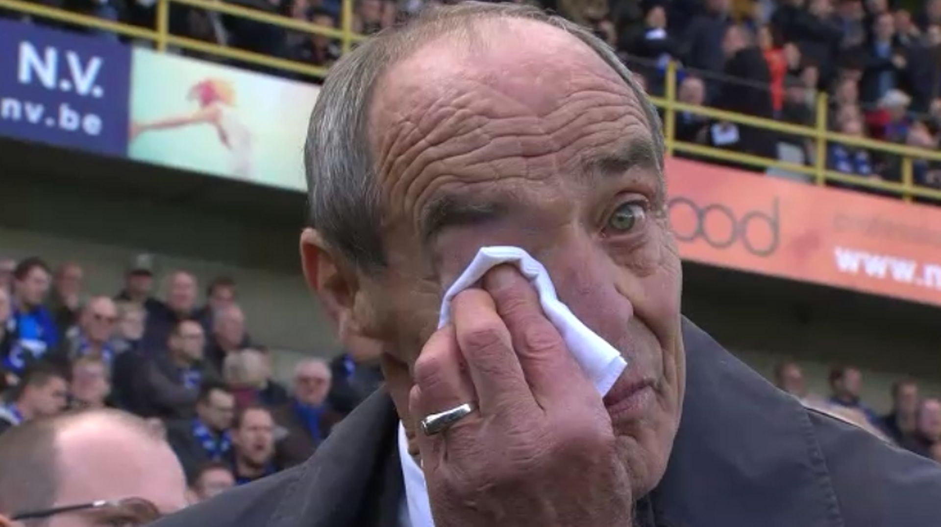 Raoul Lambert en pleurs après l'hommage des supporters brugeois avant ...