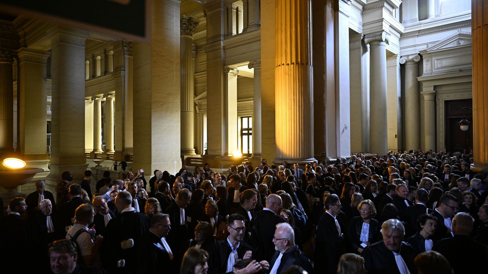 Action inédite du monde judiciaire : salle comble au palais de justice de Bruxelles devant les ...
