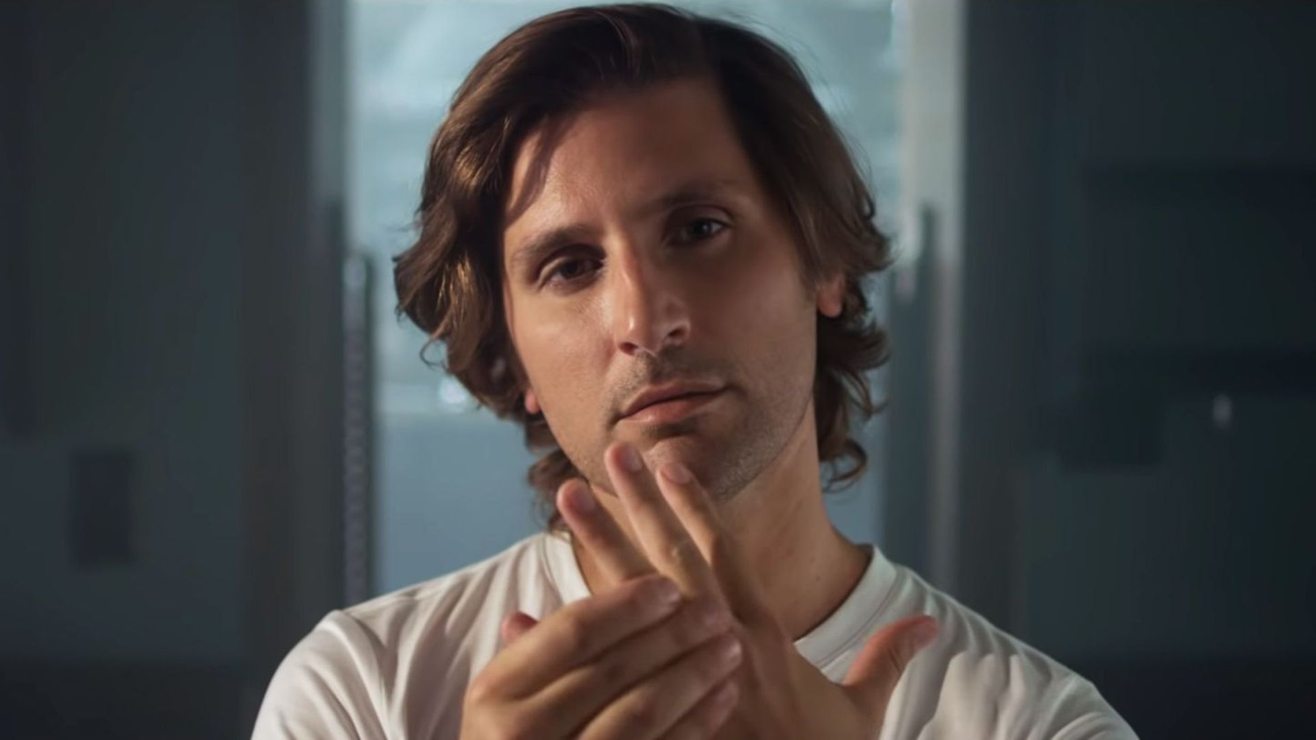 Ça change vachement: Marc Pinilla se rase la tête dans le clip de ...