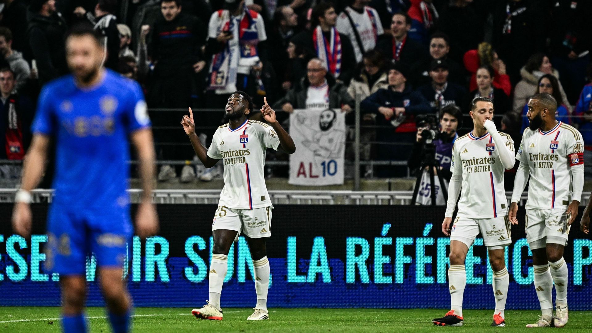 Orel Mangala inscrit son premier but et offre la victoire à Lyon, qui ...