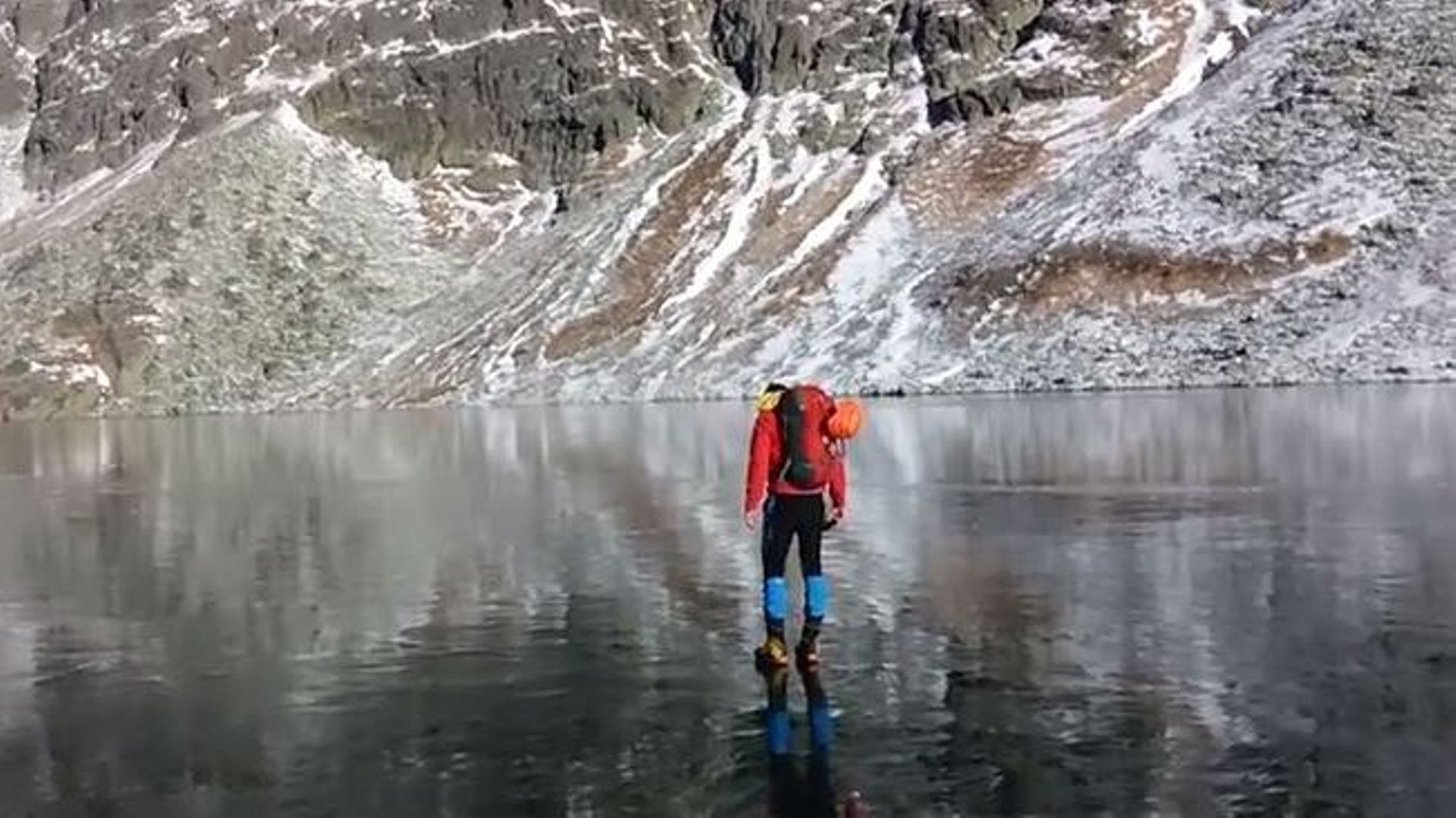 Promenade sur un lac gelé totalement transparent en Slovaquie - RTBF Actus