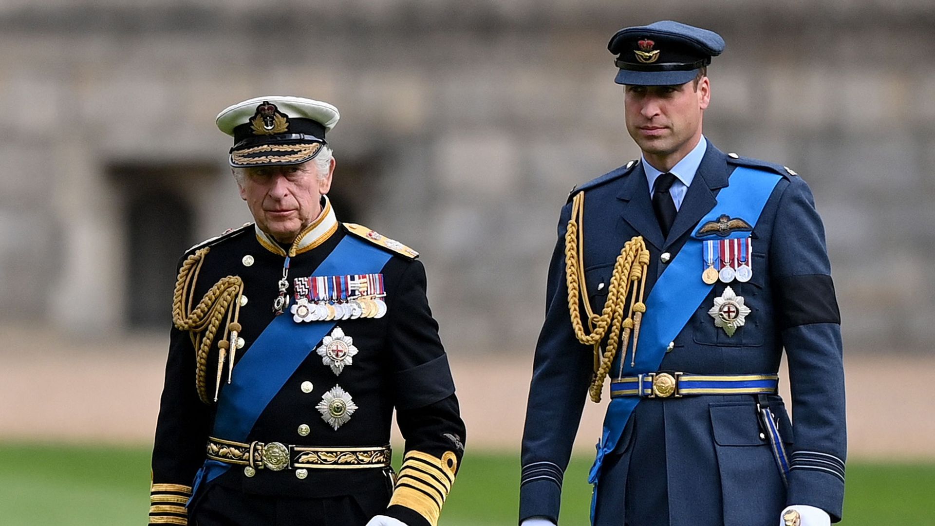 Le prince Harry arrive à Londres pour soutenir son père après l’annonce ...
