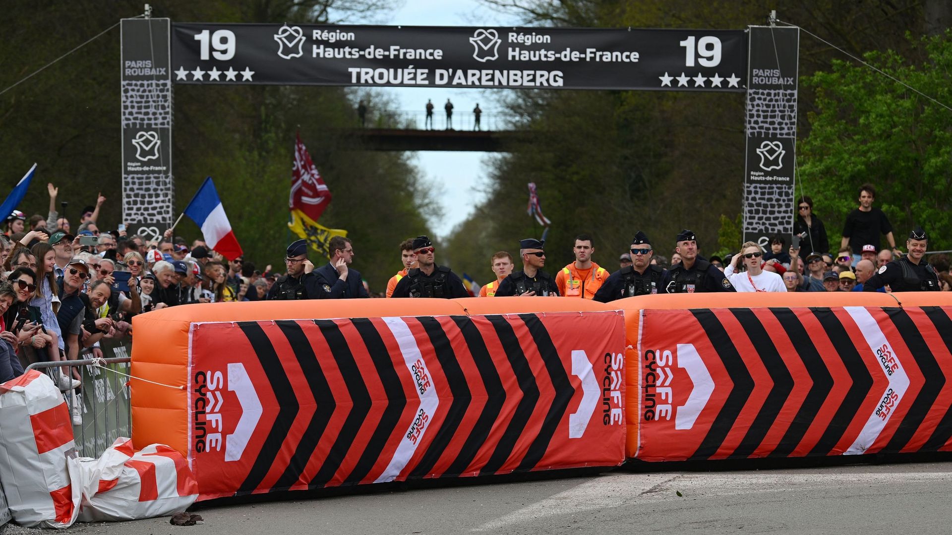 Tadej Pogacar, en reconnaissance sur la Trouée d’Arenberg, prend ses ...