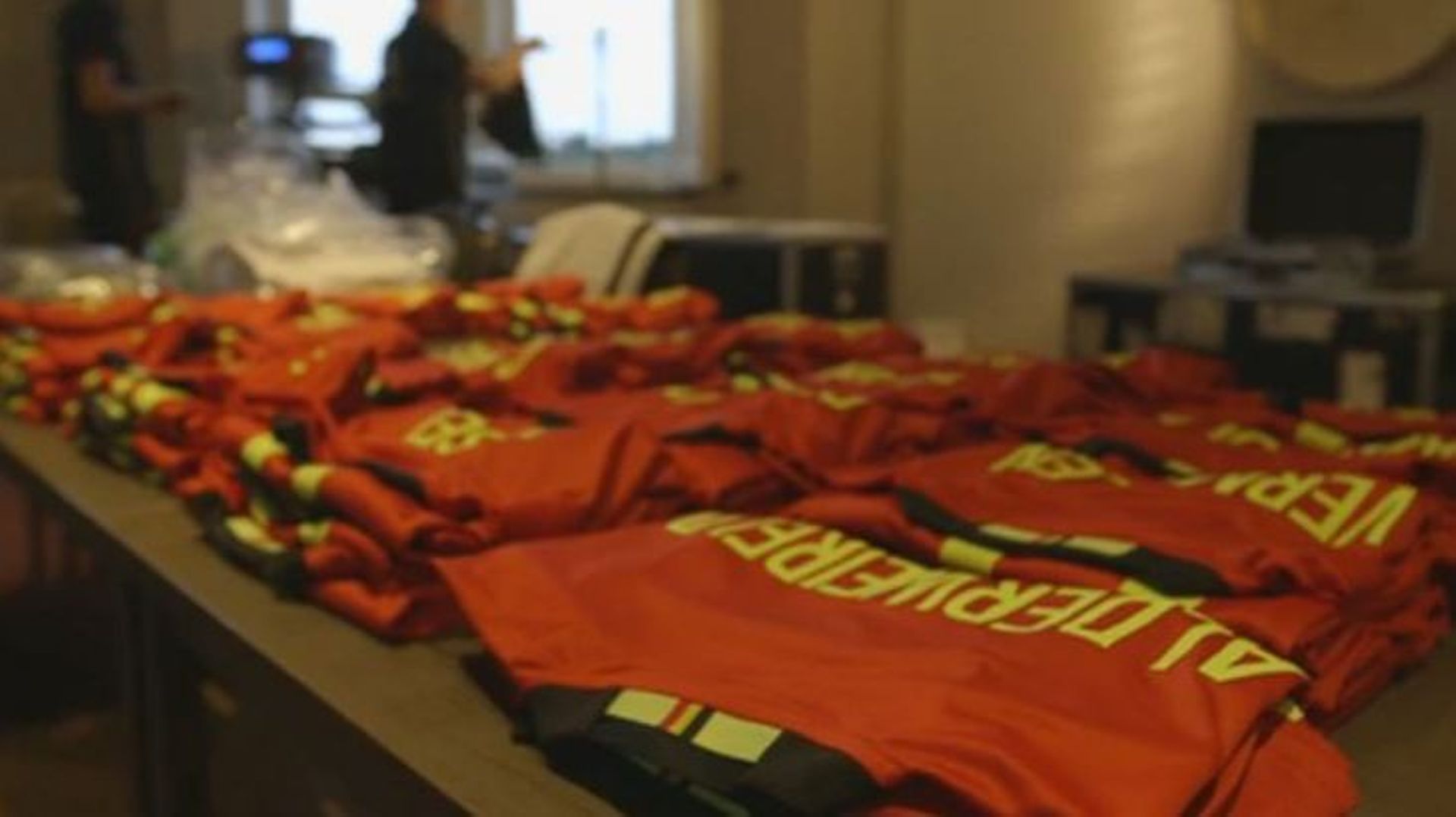 Dans l'envers du décor d'une préparation des maillots des Diables ...