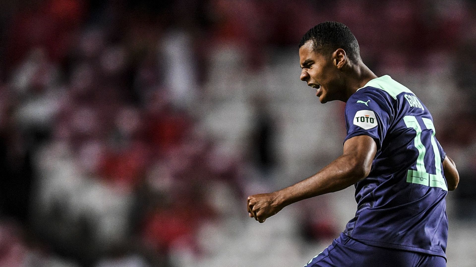 Cyril Ngonge s’offre un doublé mais perd contre le PSV de Yorbe ...