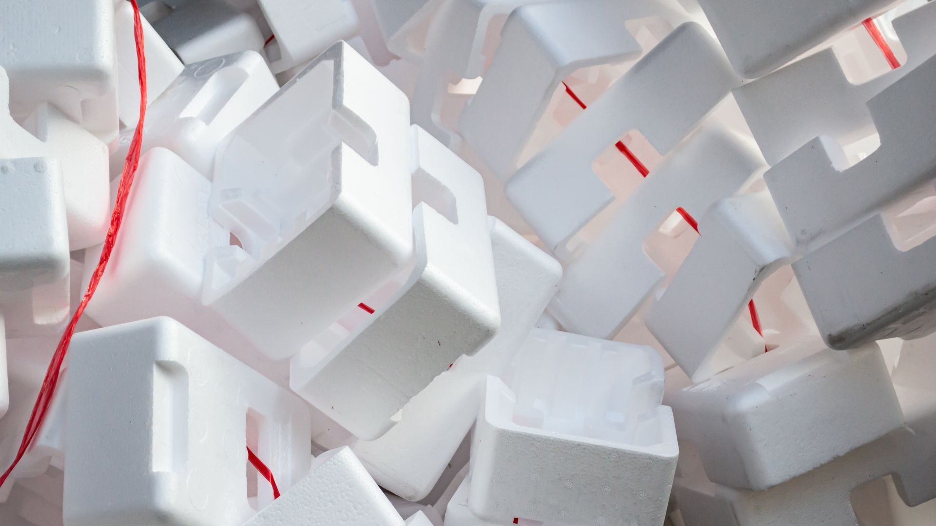 Où jeter vos emballages en frigolite ? - RTBF Actus