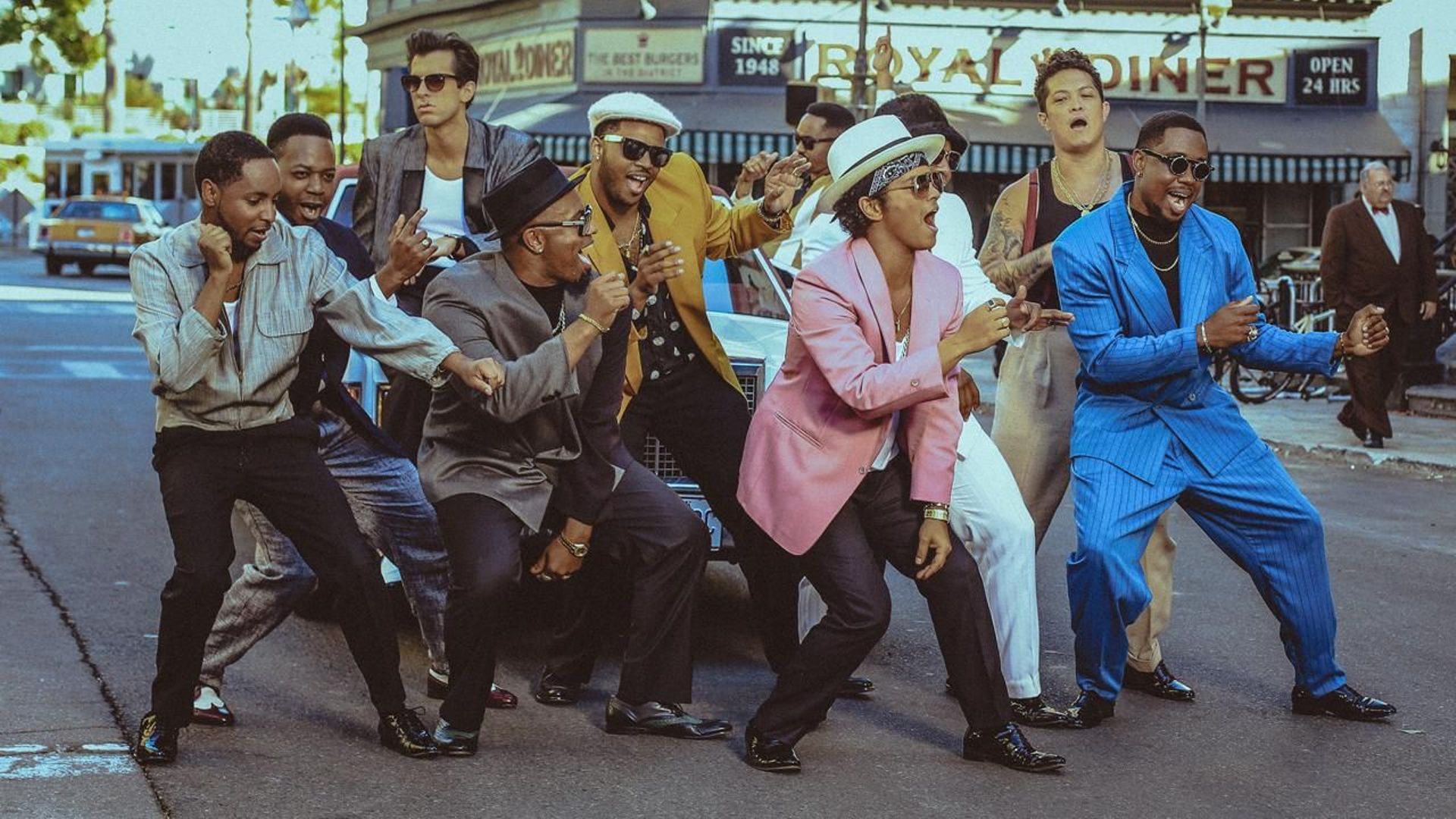 Nouveau mashup qui fait du bien entre 'Uptown Funk' et des scènes de ...