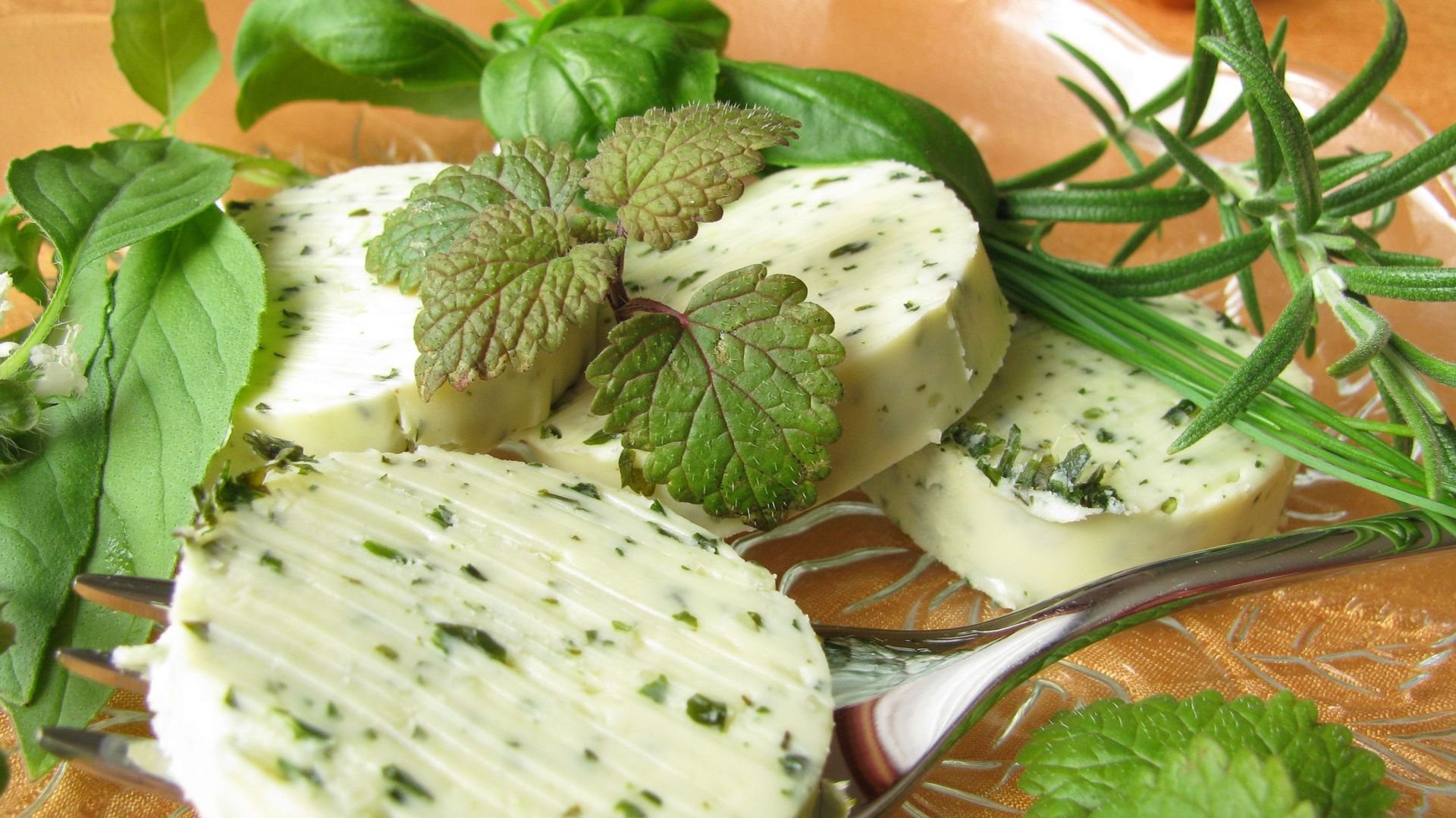 Des beurres aromatisés maison pour accompagner vos barbecues - rtbf.be