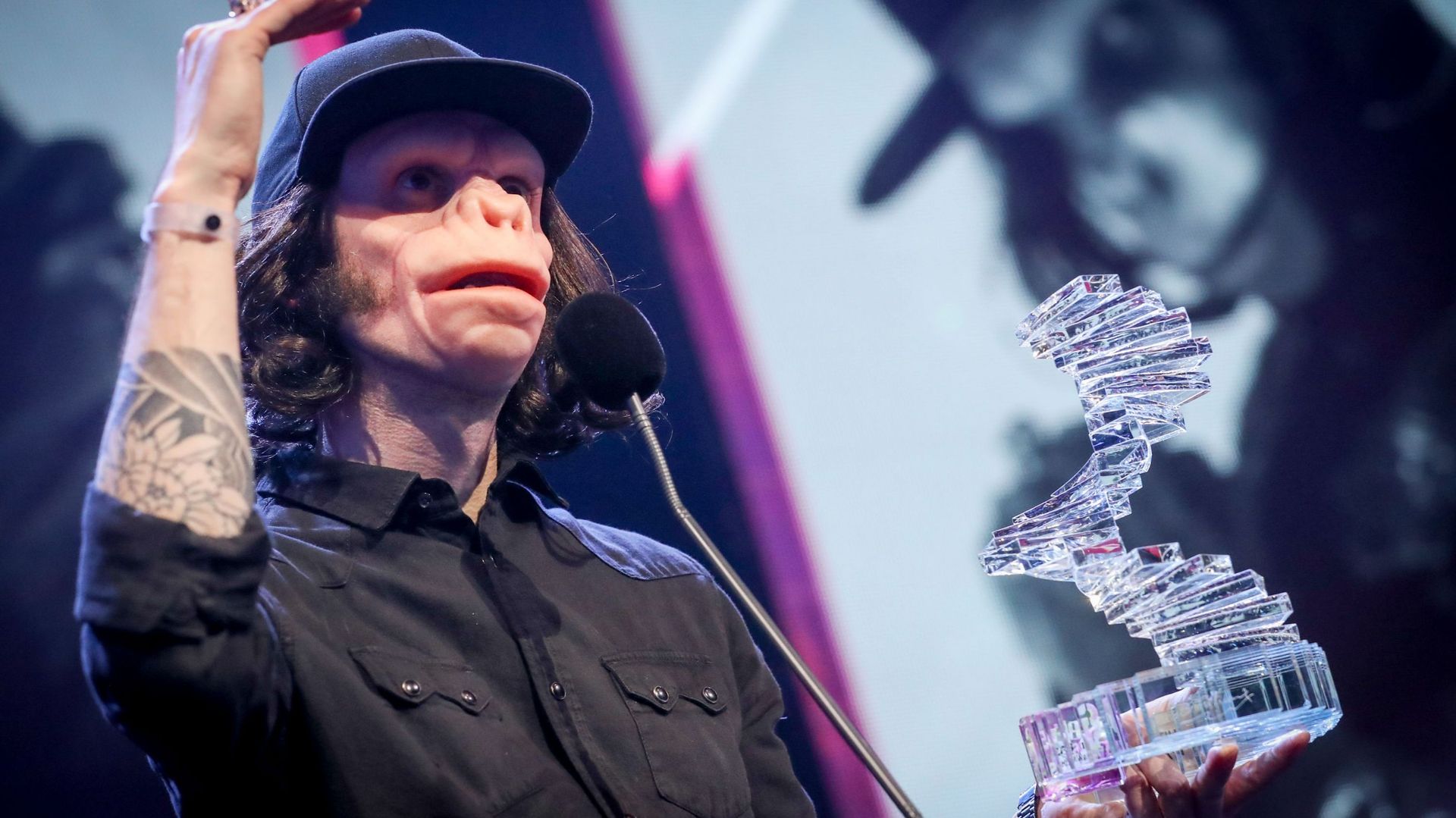 Pourquoi Kid Noize porte-t-il un masque? - RTBF Actus